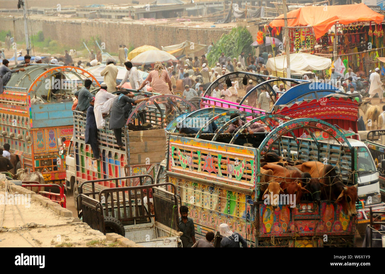 (190803) -- PESHAWAR, Aug. 3, 2019 (Xinhua) -- People transport their ...