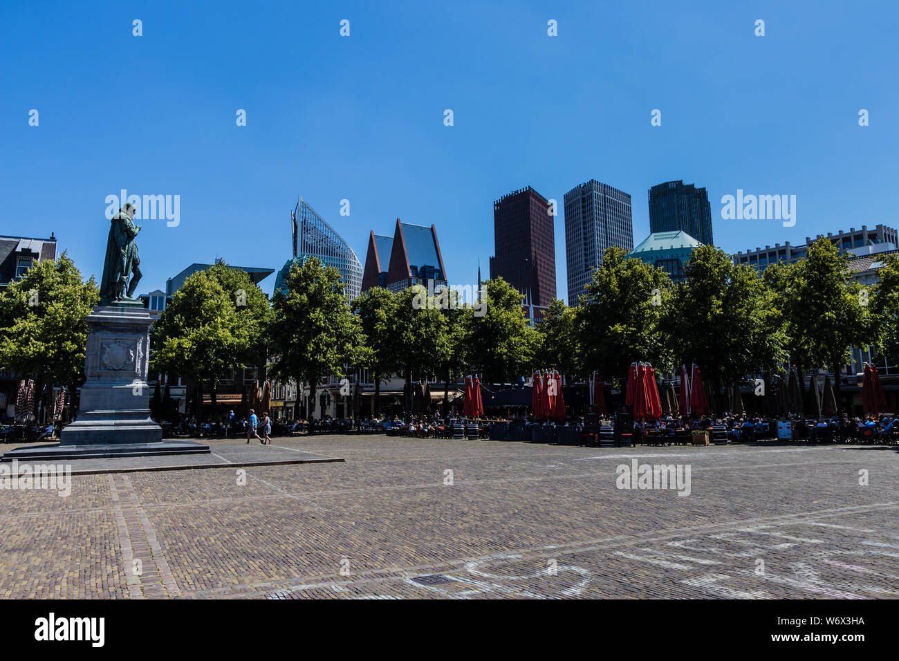 Statue in the hague hi-res stock photography and images - Alamy