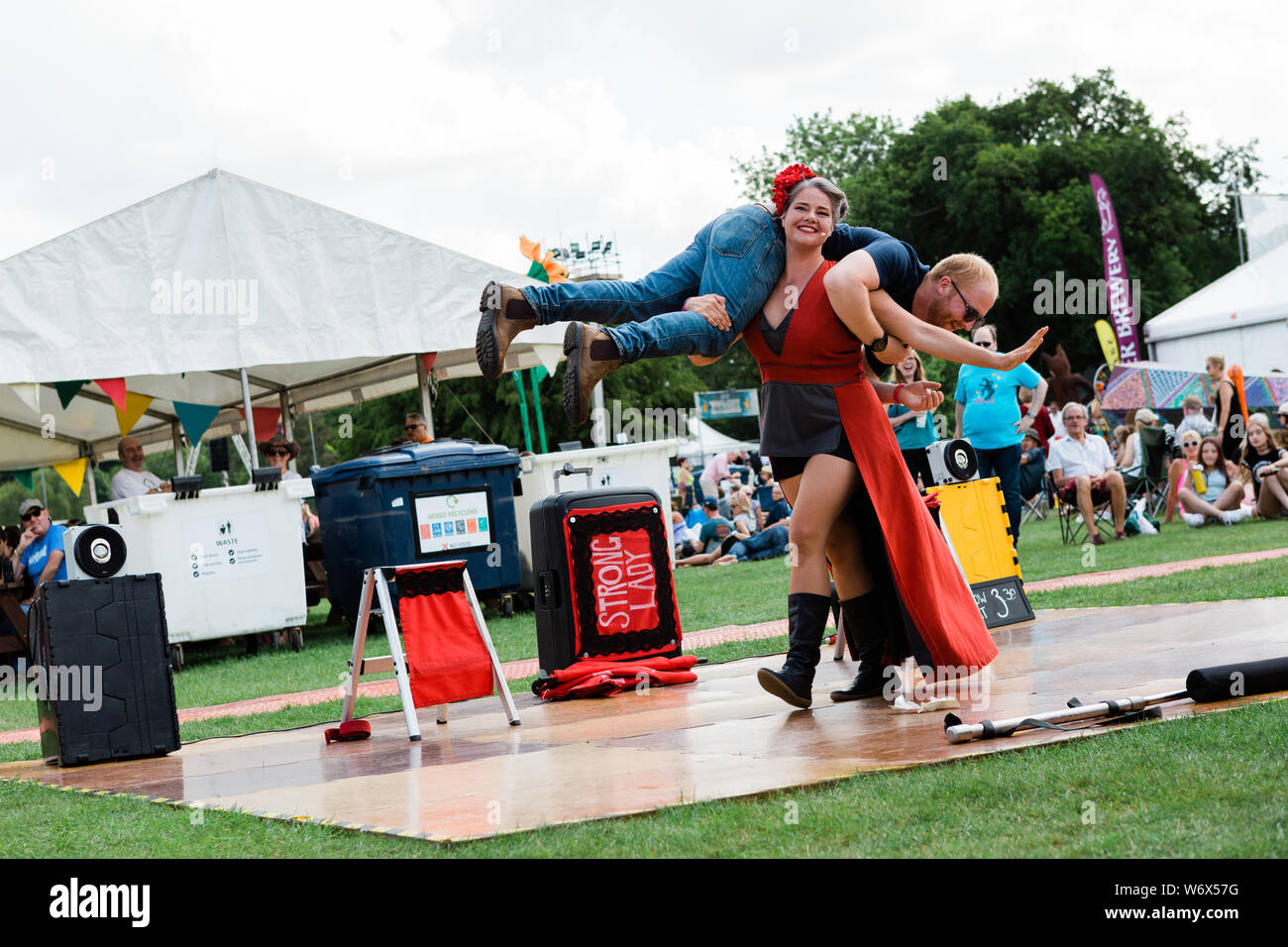Cambridge, UK. 2nd August 2019. Betty Brawn / Strong Lady entertains ...