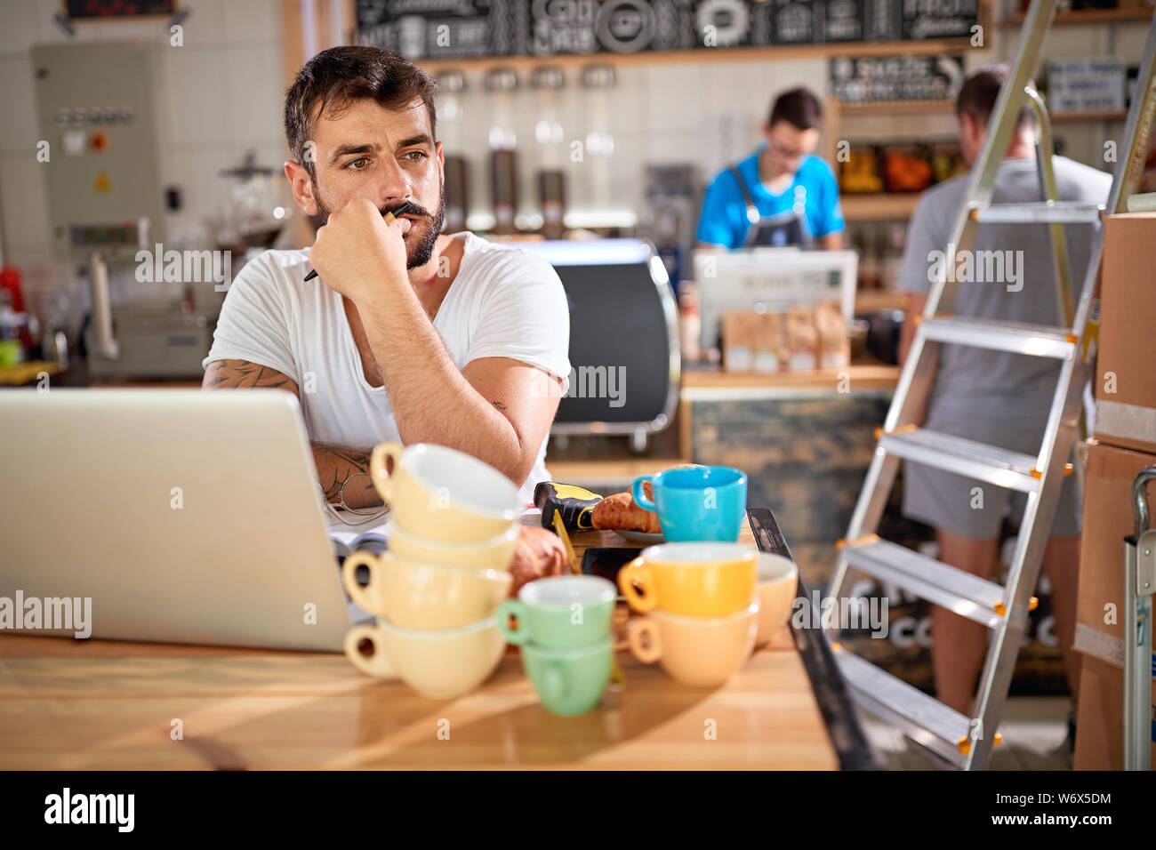 Happy man working at coffee shop - Coffee shop owner Stock Photo - Alamy