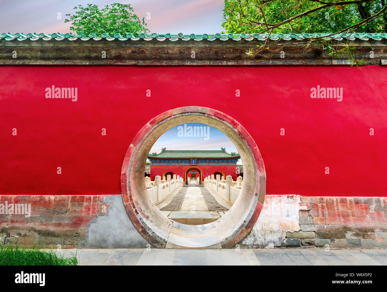 Ancient vintage iron and steel buildings hi-res stock photography and ...
