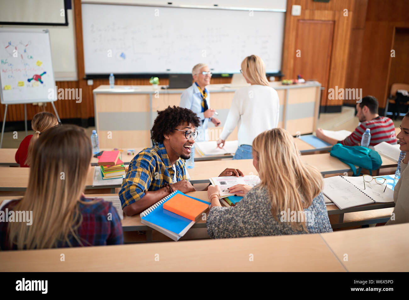 Lecture hall students listening hi-res stock photography and images - Alamy