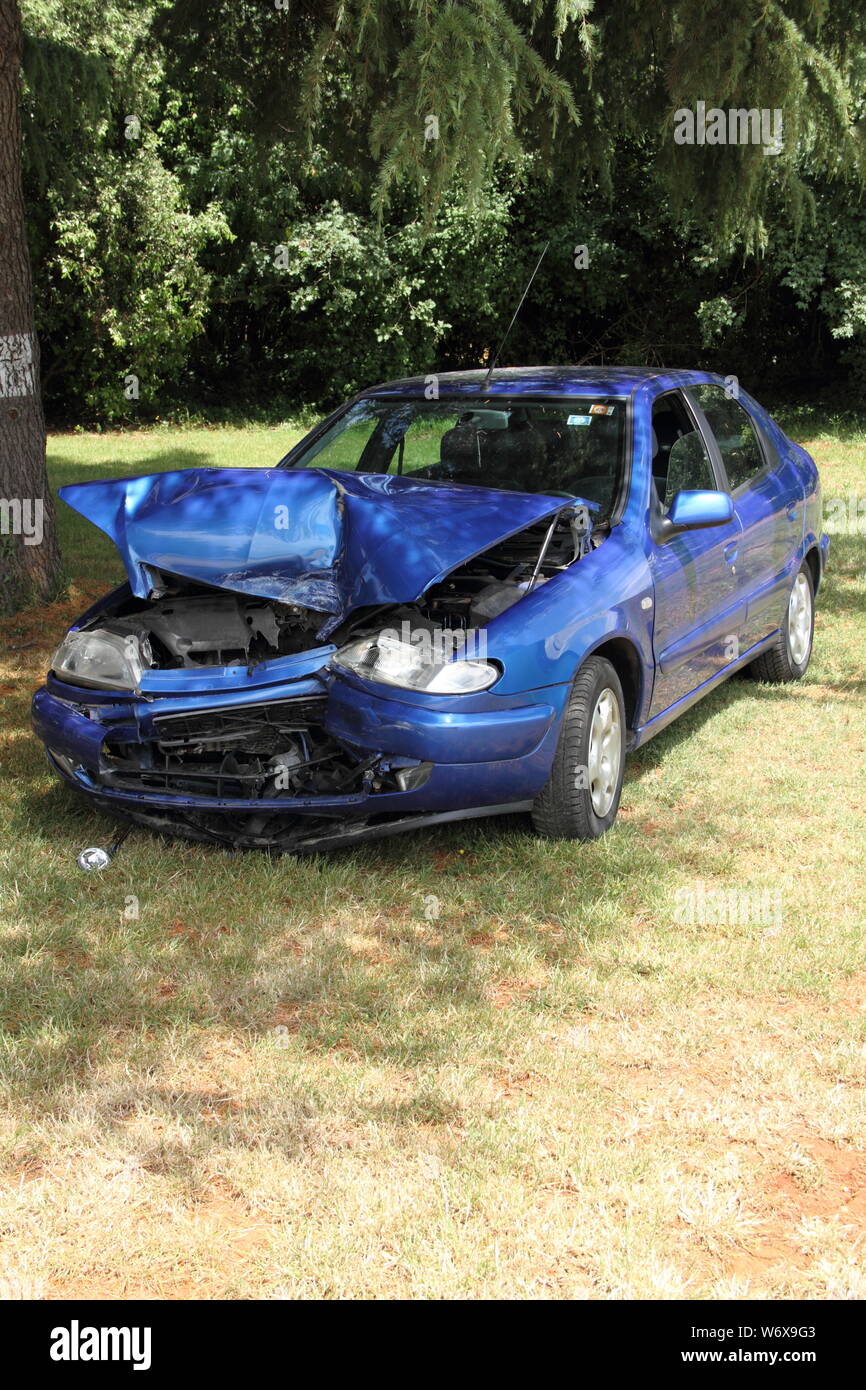 a broken blue car Stock Photo - Alamy