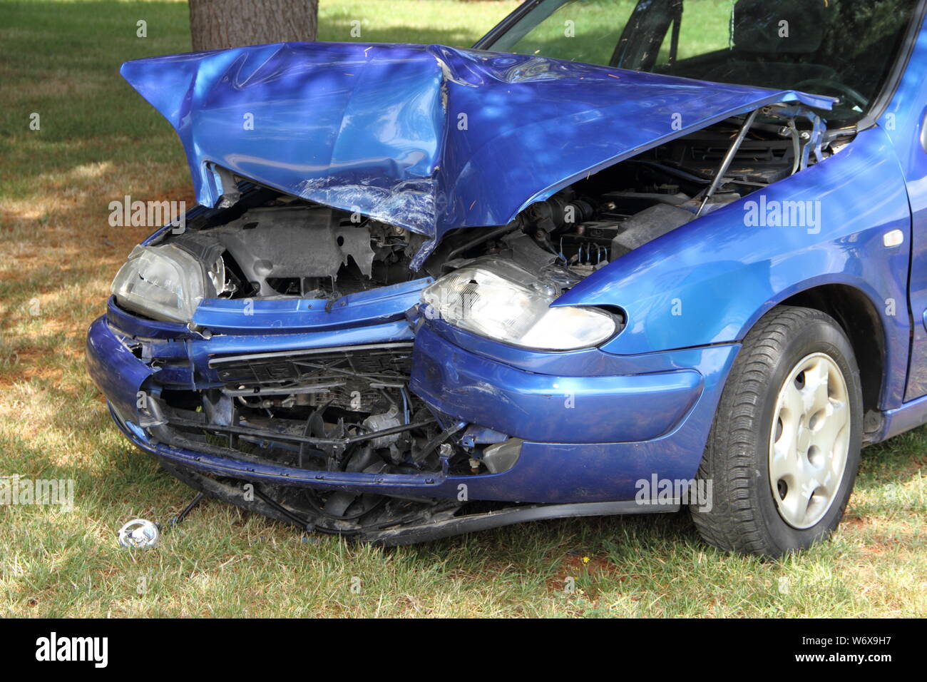 a broken blue car Stock Photo - Alamy