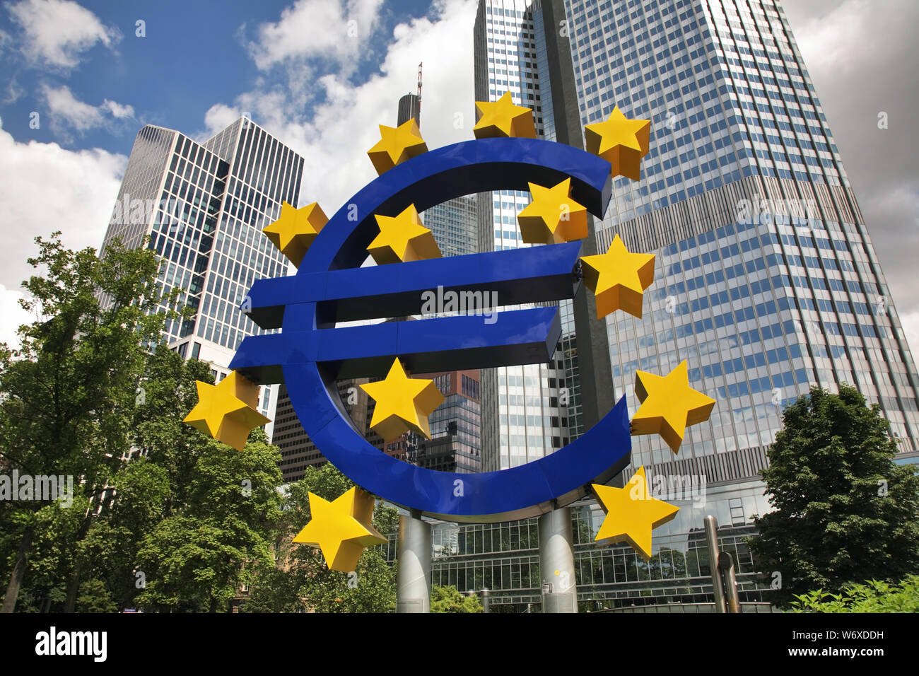 Frankfurt euro sign hi-res stock photography and images - Alamy