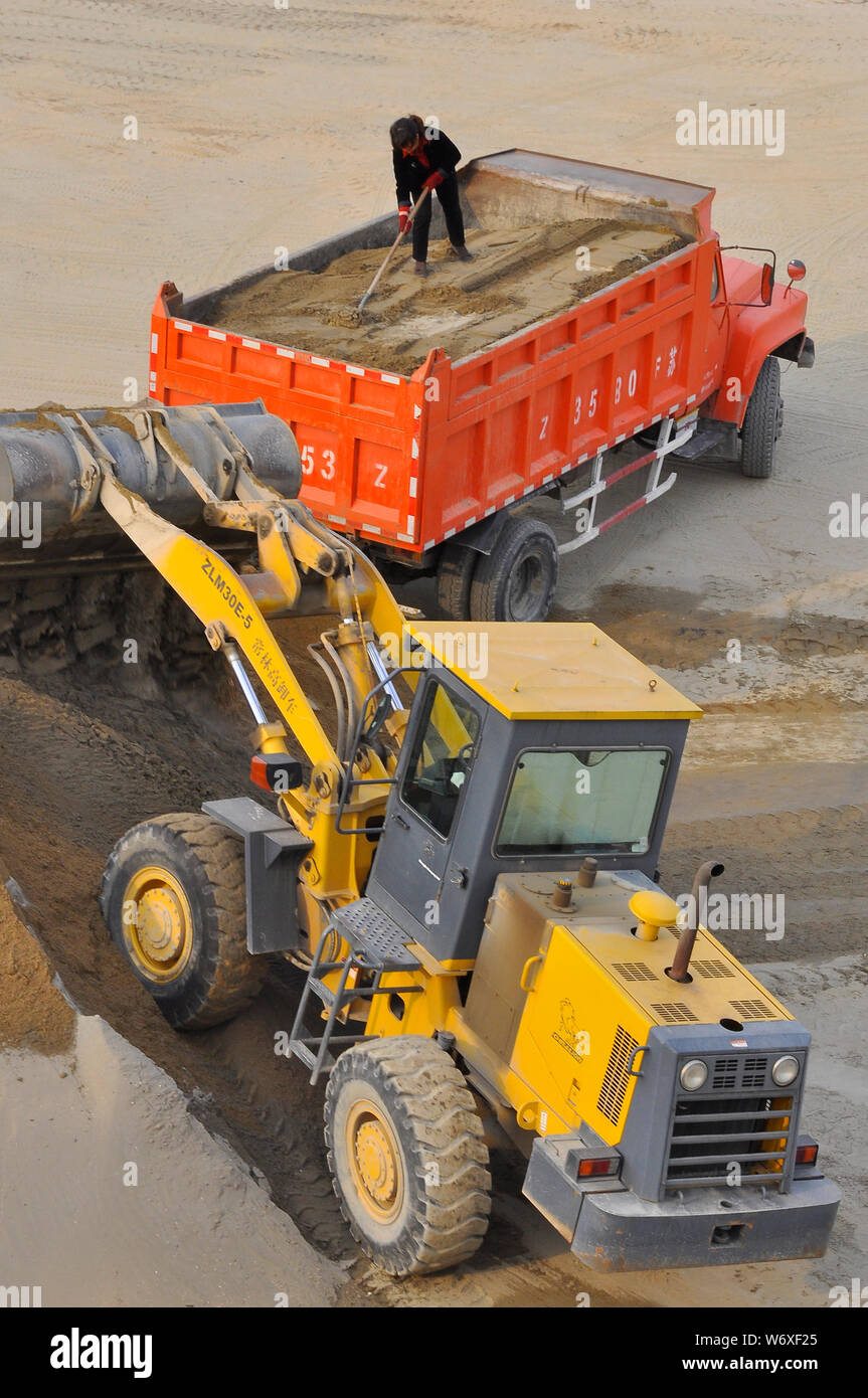 Loading a tipper truck hi-res stock photography and images - Alamy