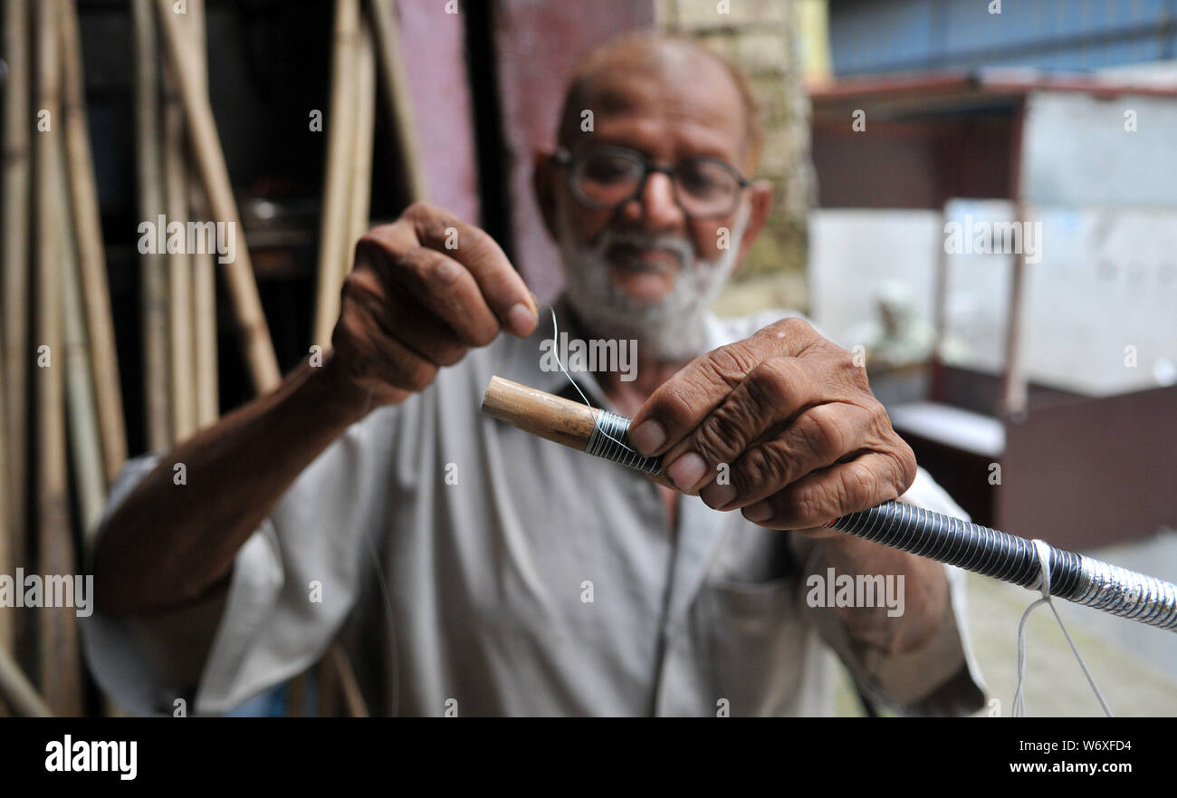 Man makes hookah hi-res stock photography and images - Alamy