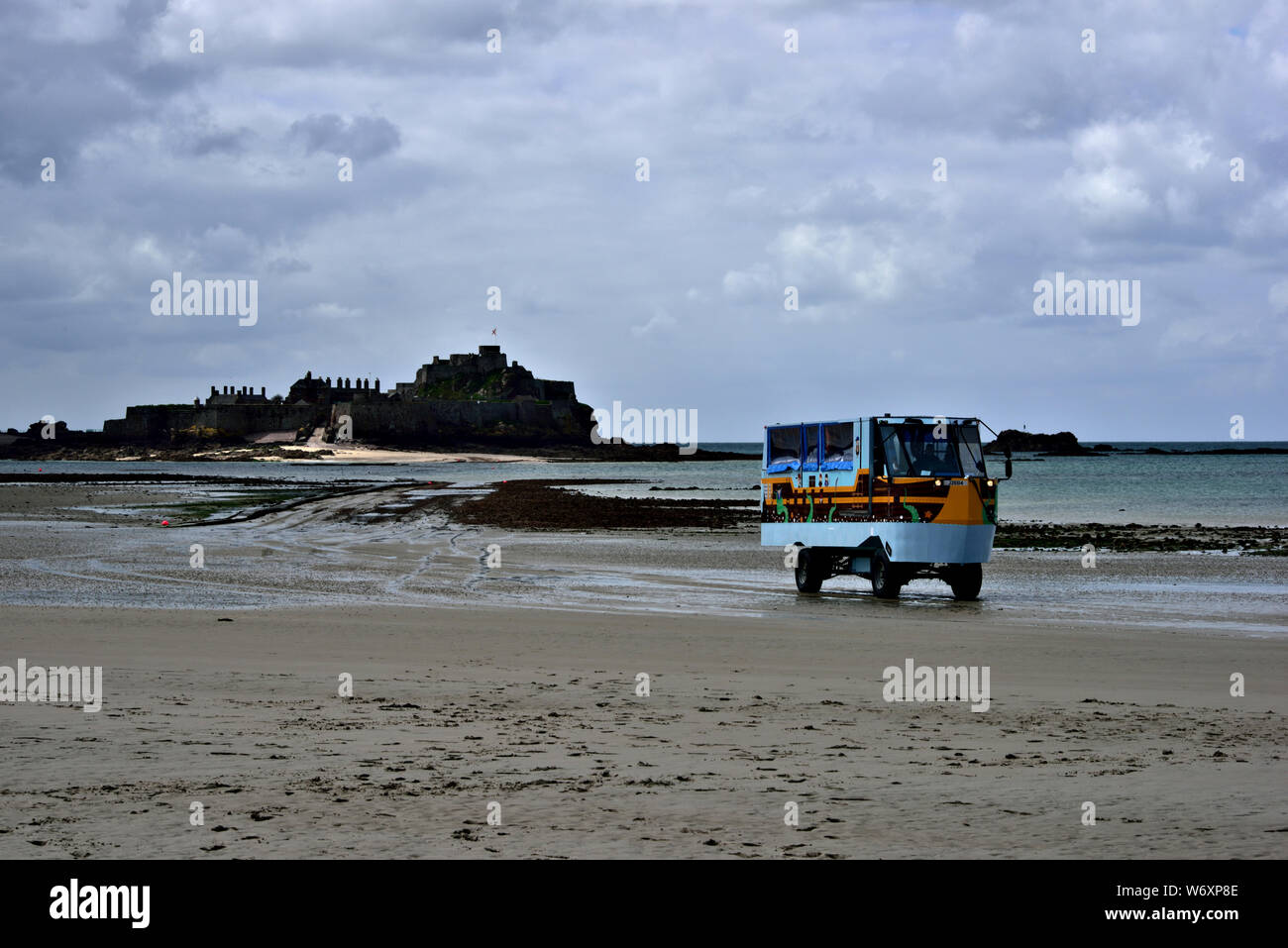 Amphibious boat ferry hi-res stock photography and images - Alamy