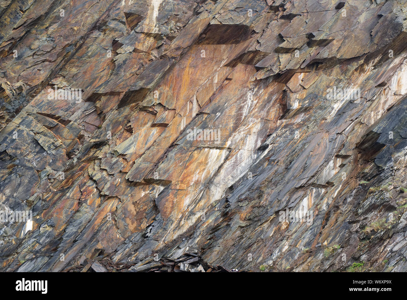 Wet abstract rock texture background from a quarry in Pembrokeshire ...
