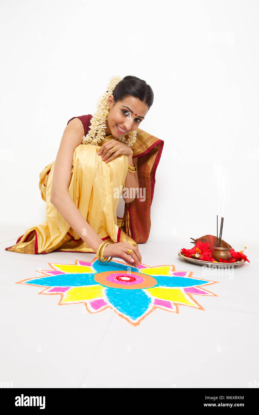 Indian woman crouching hi-res stock photography and images - Alamy