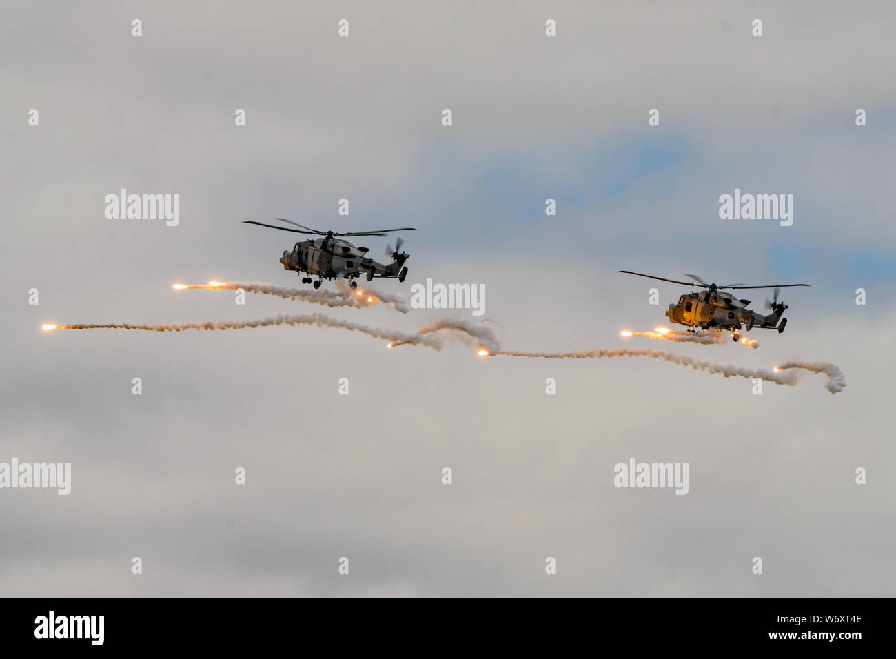 Missile decoy flares hi-res stock photography and images - Alamy