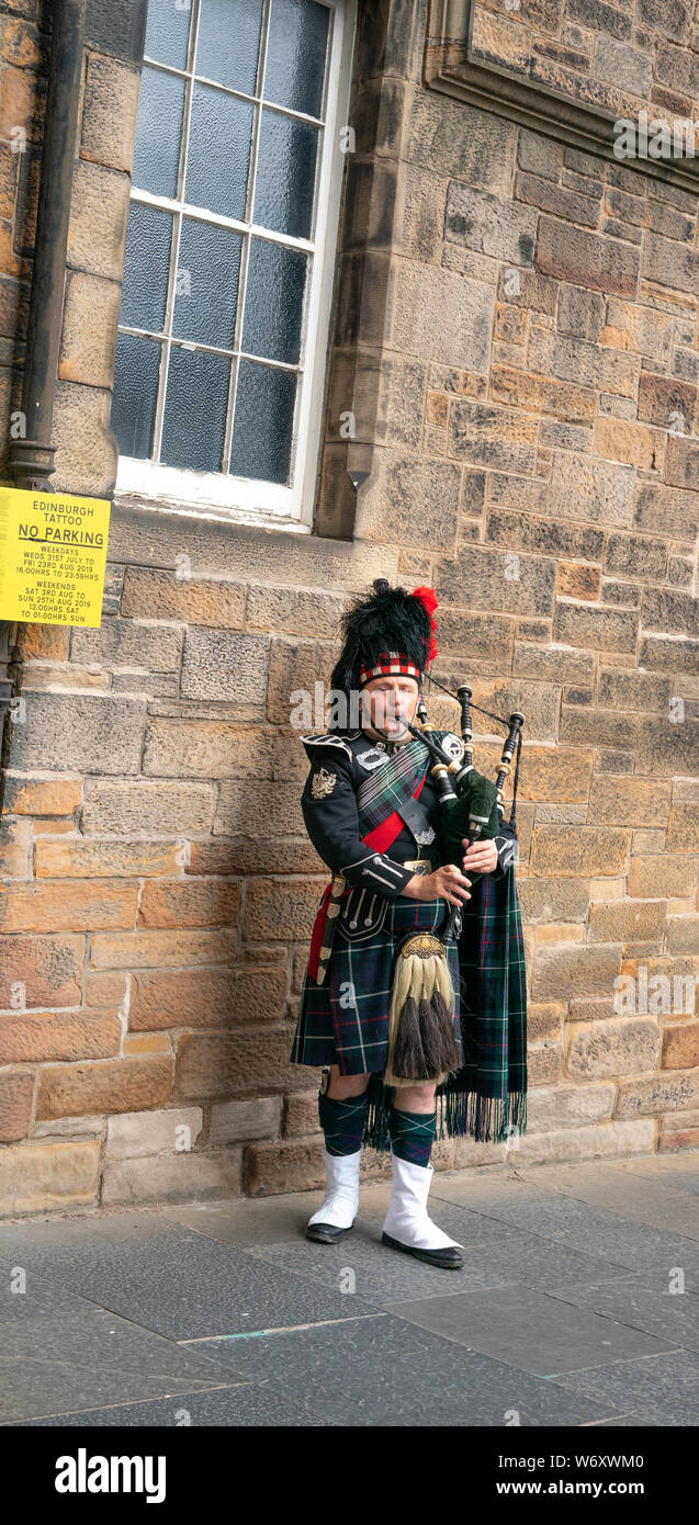 Ediburgh tourists hi-res stock photography and images - Alamy