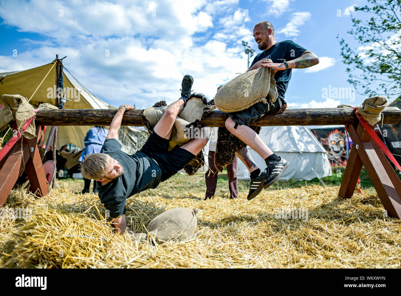 Medieval fighting hi-res stock photography and images - Alamy