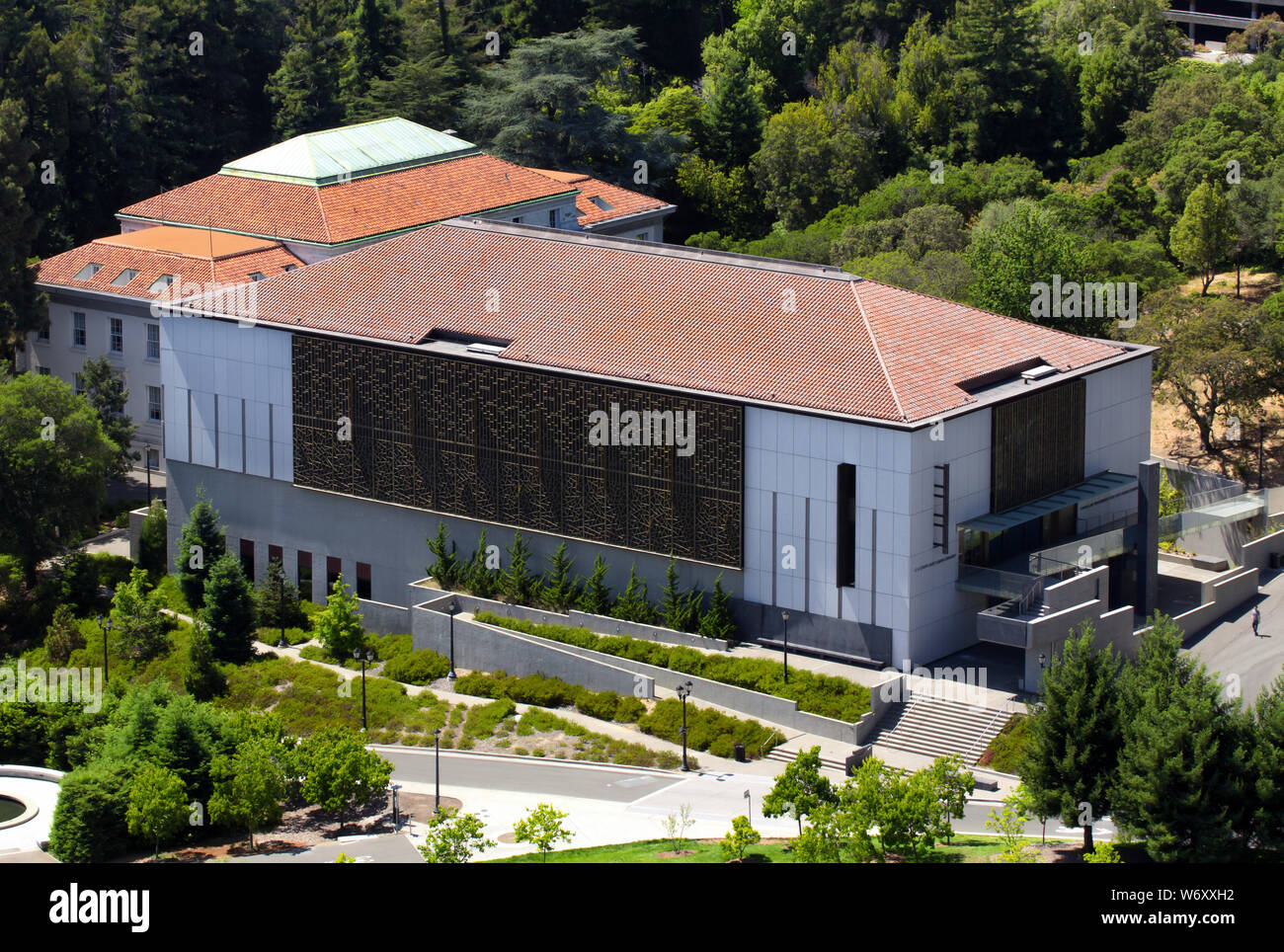 Asian library hi-res stock photography and images - Alamy