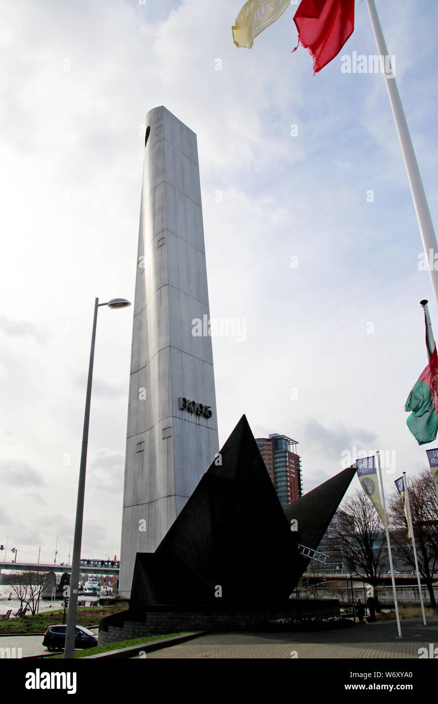 Statue at the side of river Nieuwe Maas in Rotterdam to remember all ...