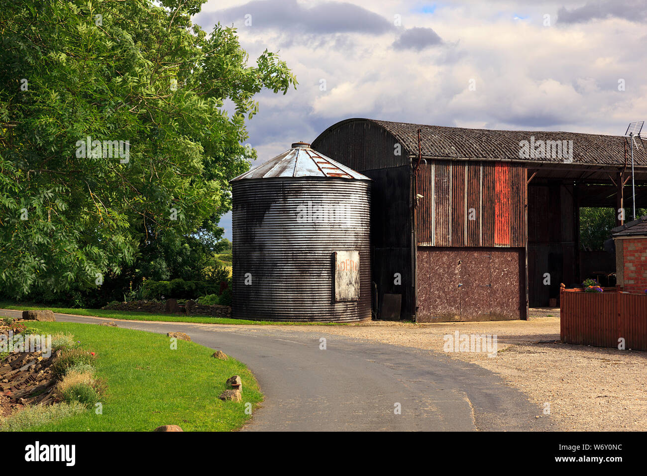 Open sided barn hi-res stock photography and images - Alamy