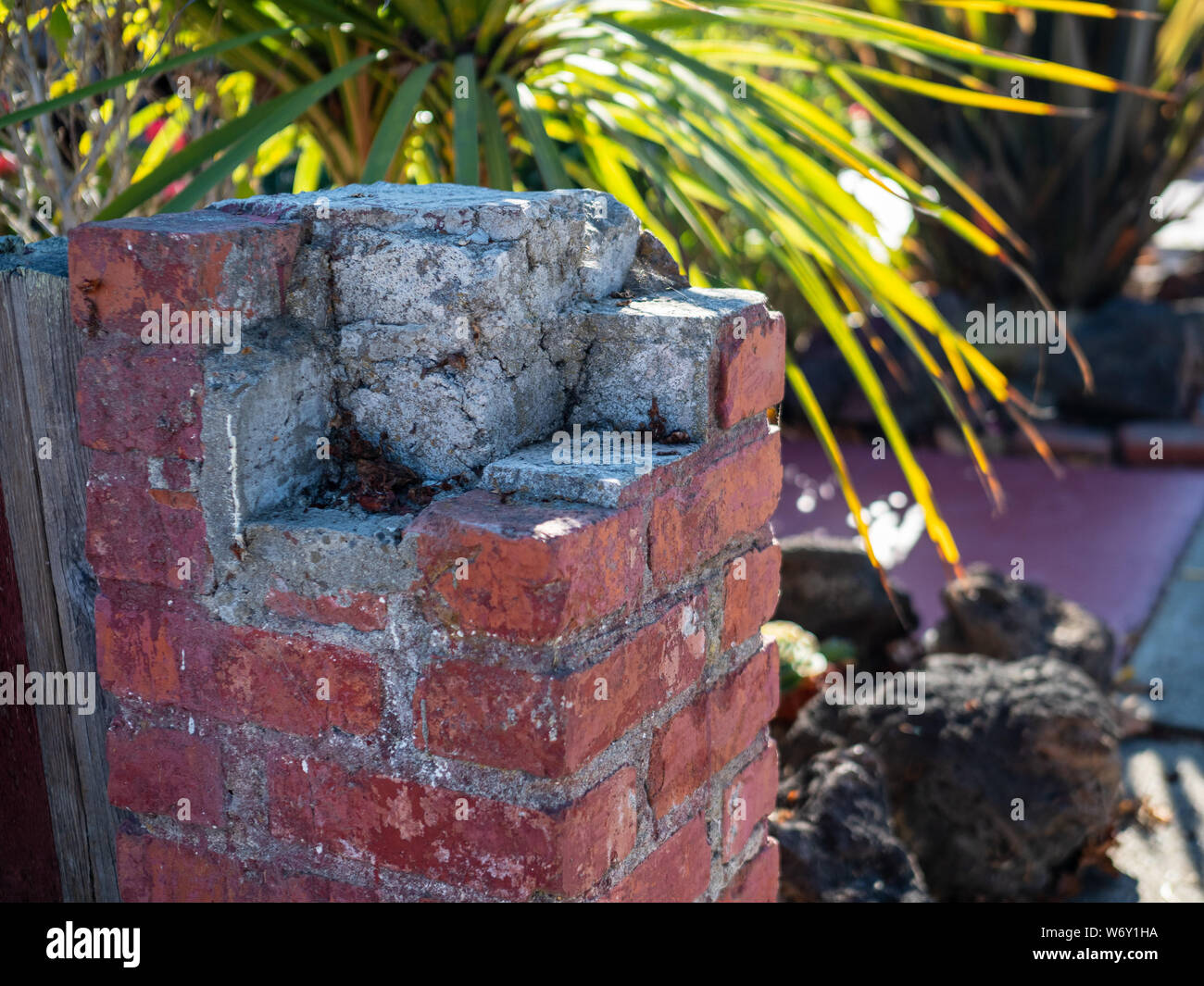 Crumbling column hi-res stock photography and images - Alamy