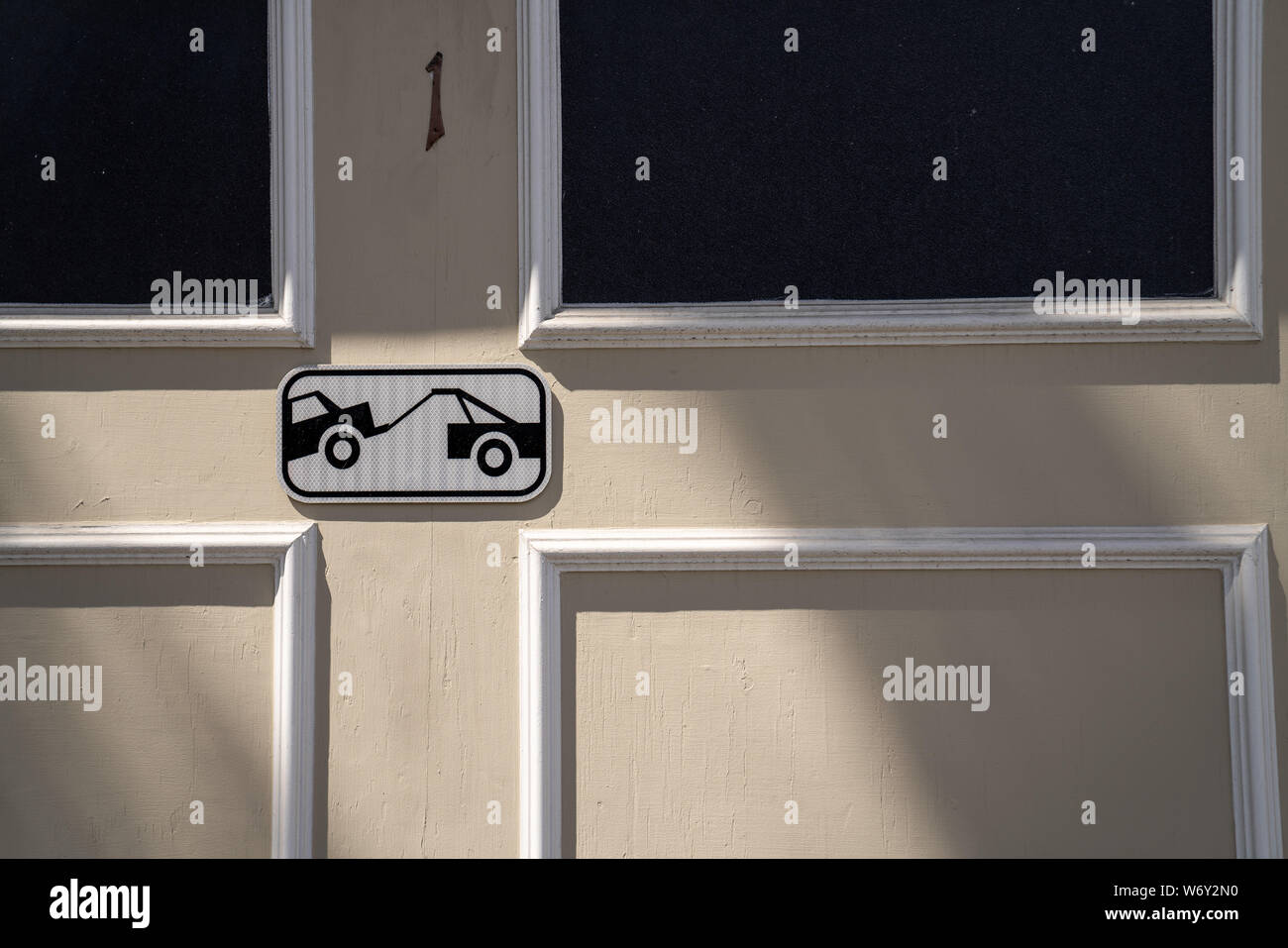 Towing sign hi-res stock photography and images - Alamy