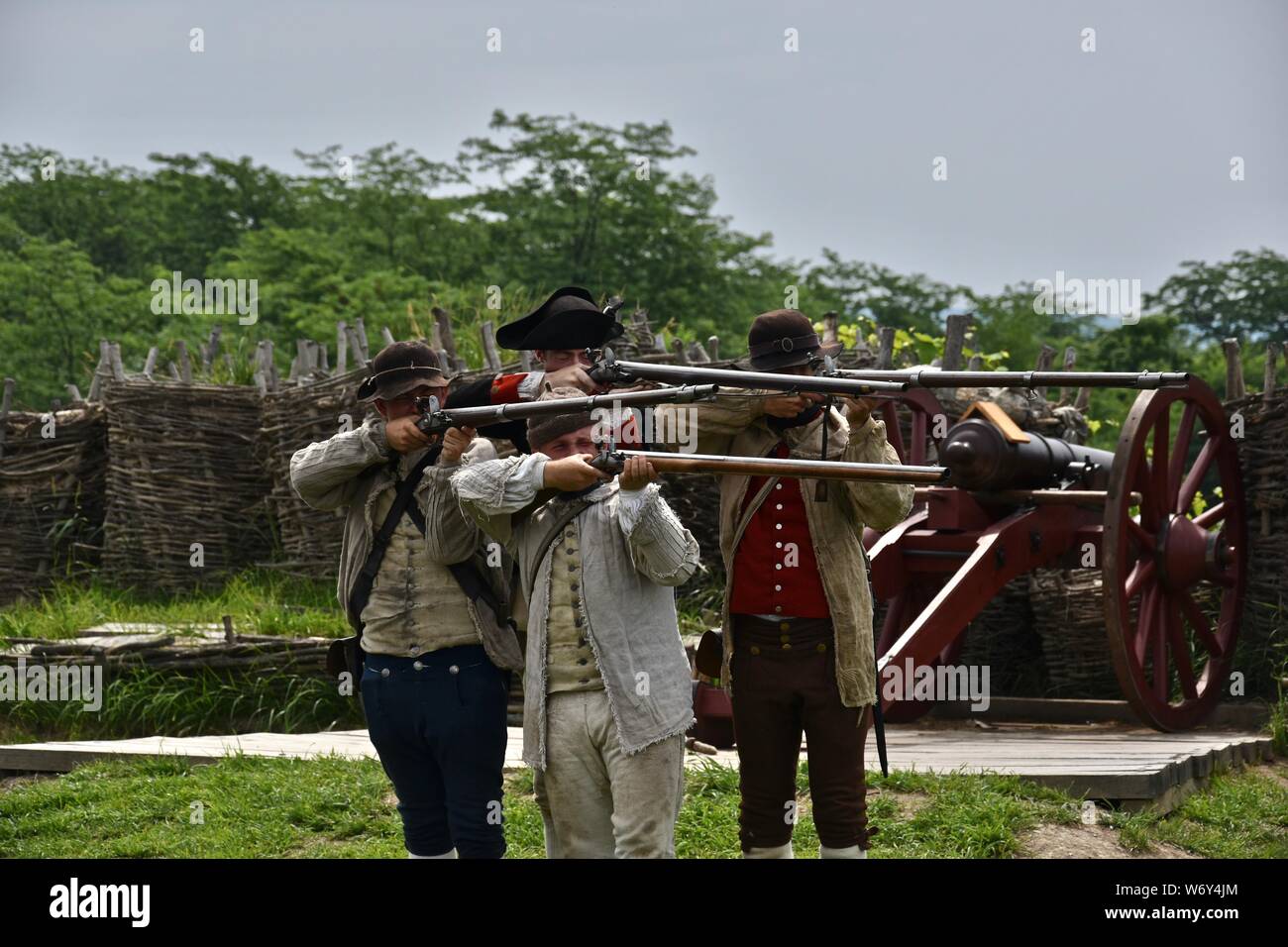 Colonist and the british soldiers hi-res stock photography and images ...