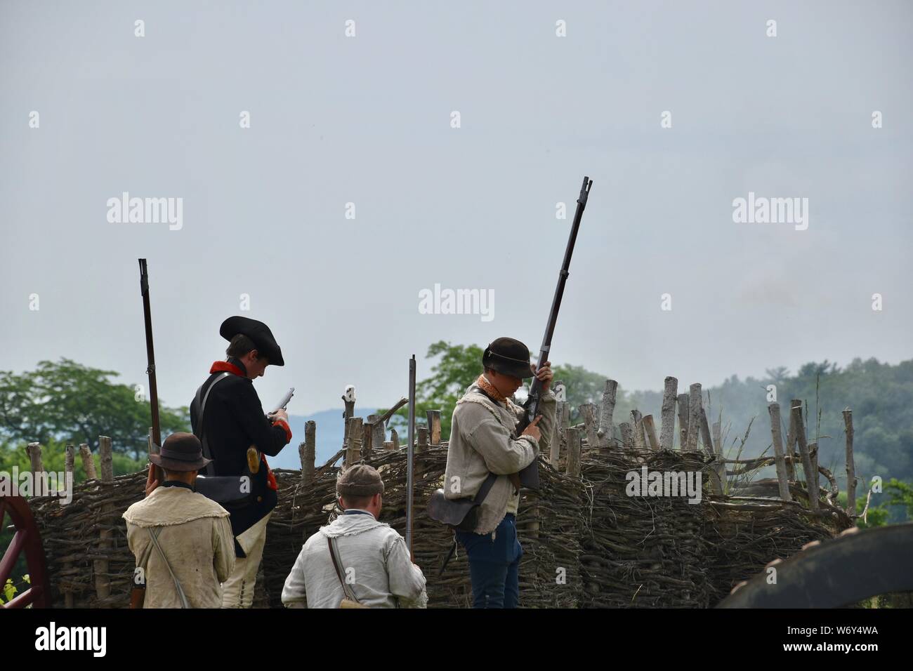 Colonist and the british soldiers hi-res stock photography and images ...