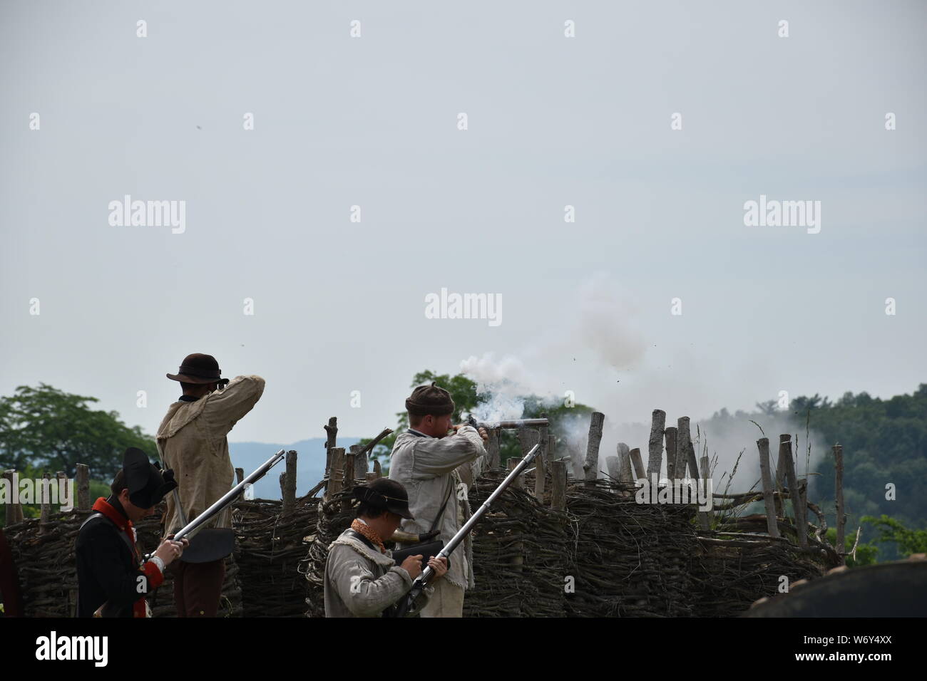 Colonist and the british soldiers hi-res stock photography and images ...