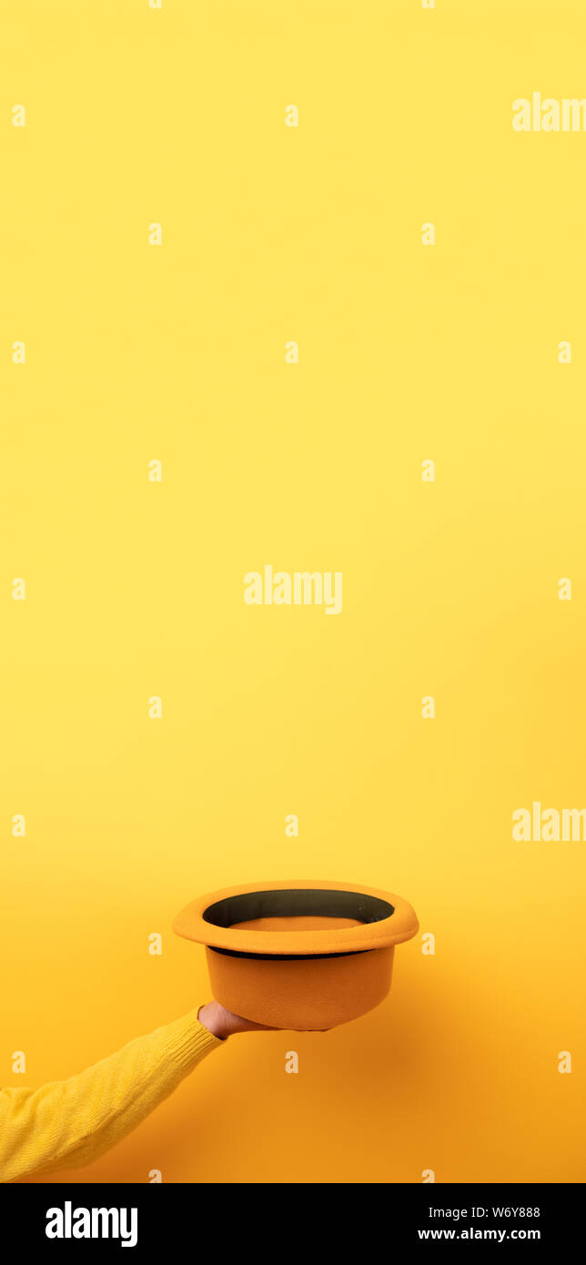 Hand holding hat brim hi-res stock photography and images - Alamy