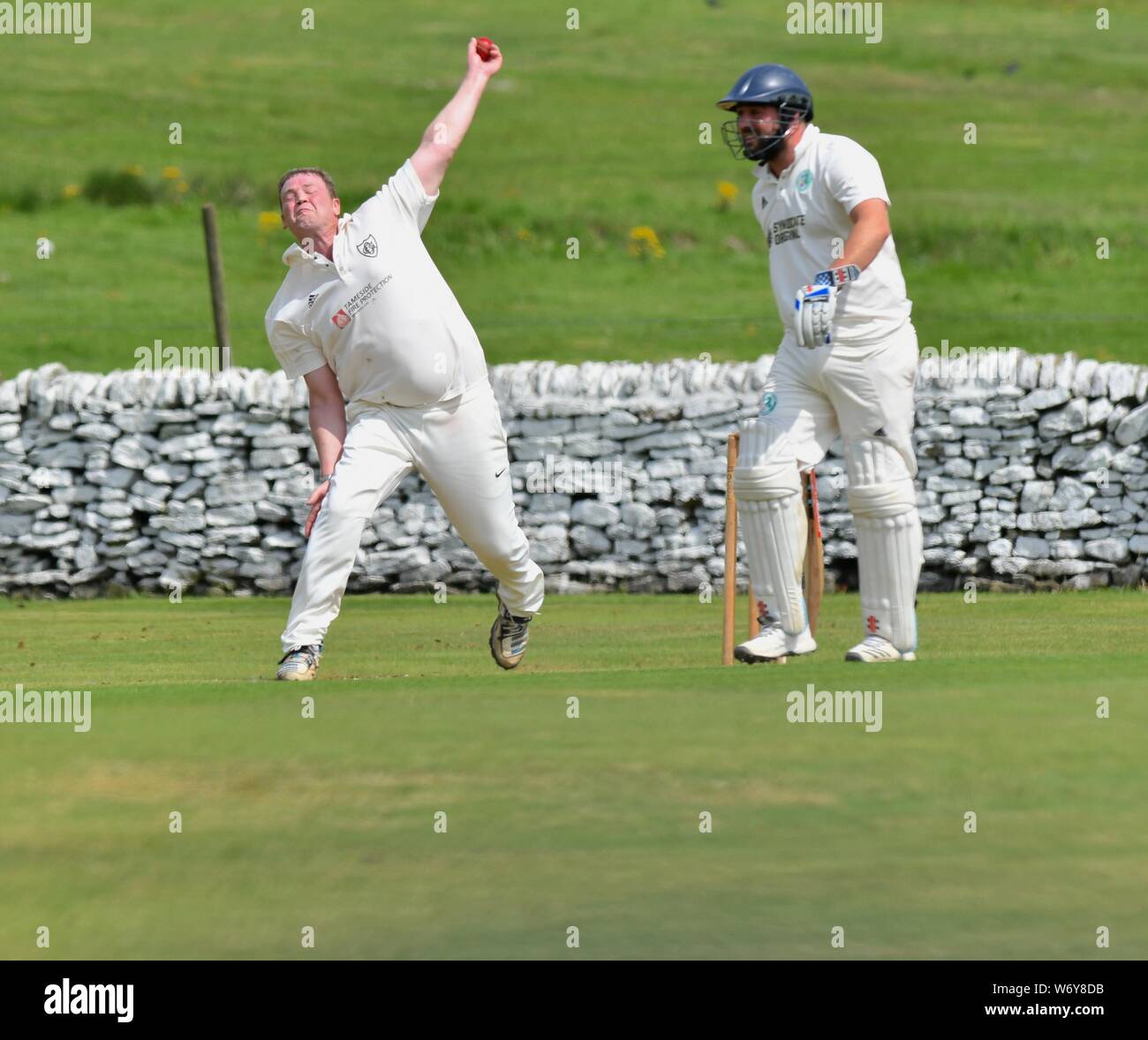 Fast bowler hi-res stock photography and images - Alamy