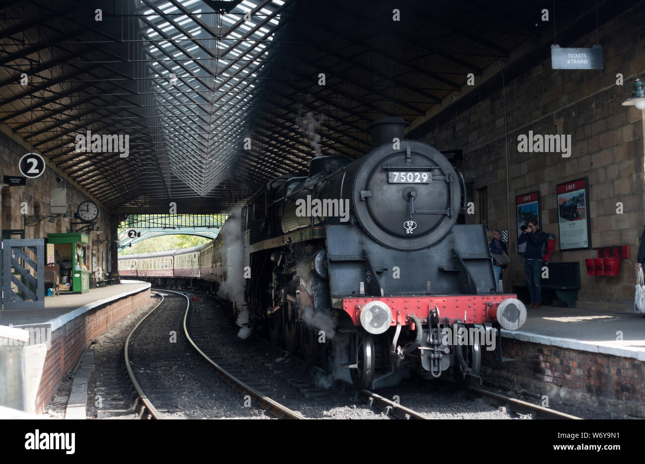 Br standard locomotive 75029 hi-res stock photography and images - Alamy
