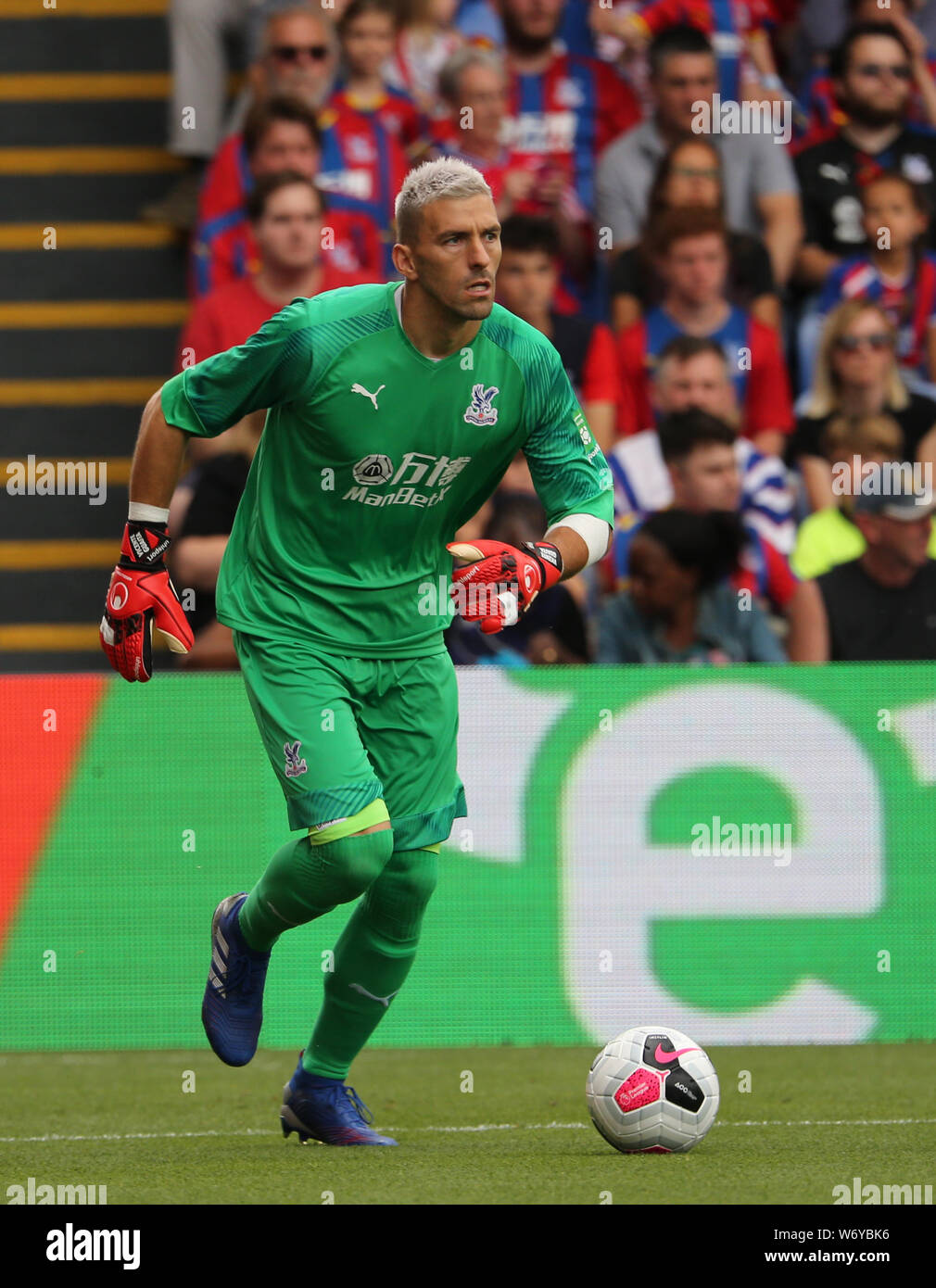 Crystal palaces goalkeeper vicente guaita hi-res stock photography and ...