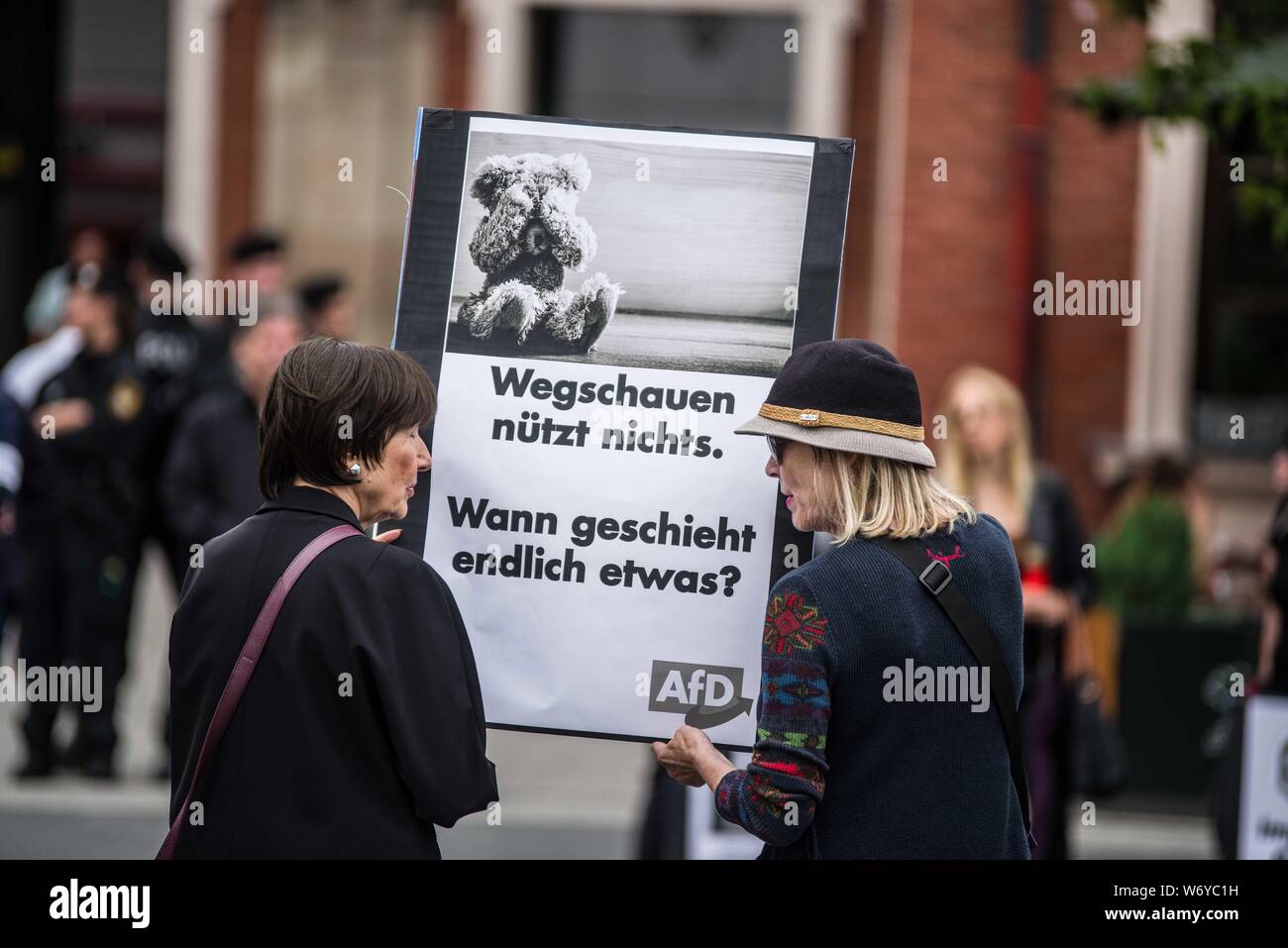 Oining hi-res stock photography and images - Alamy