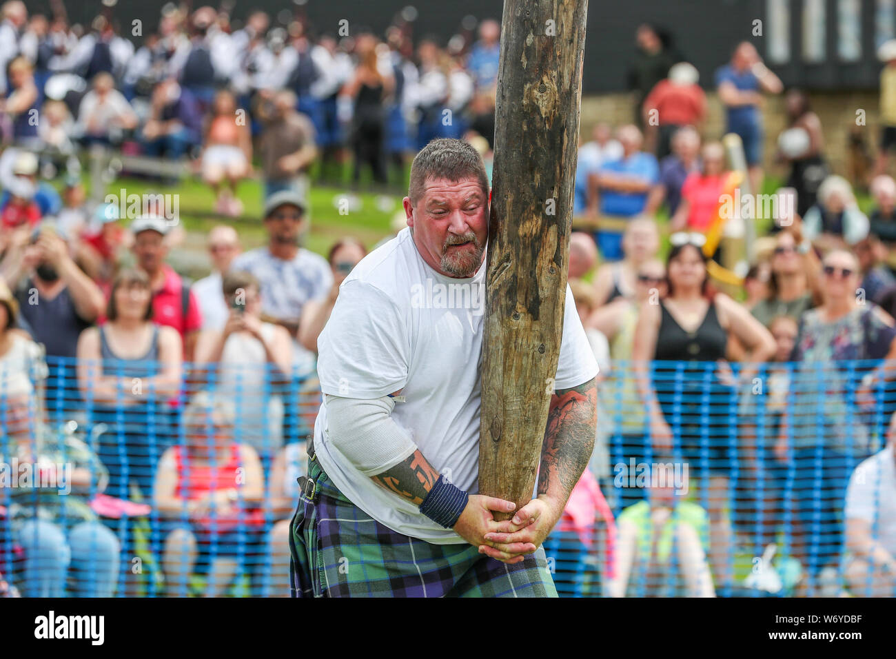 Caber toss hi-res stock photography and images - Alamy