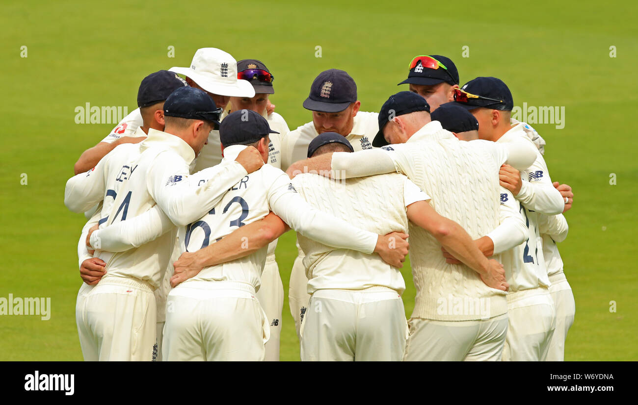 Cricket team huddle hi-res stock photography and images - Alamy