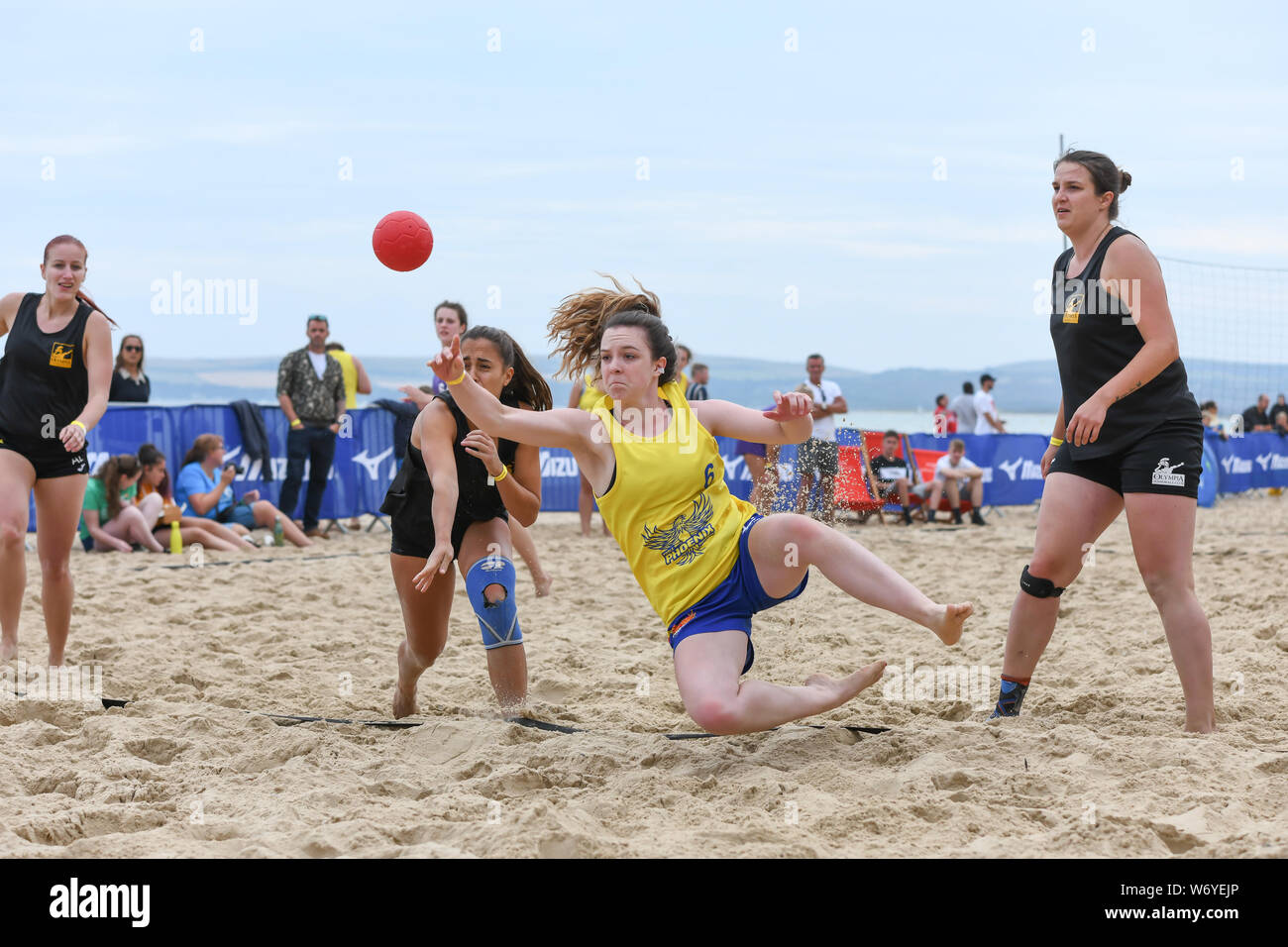Netball uk teenagers hi-res stock photography and images - Alamy