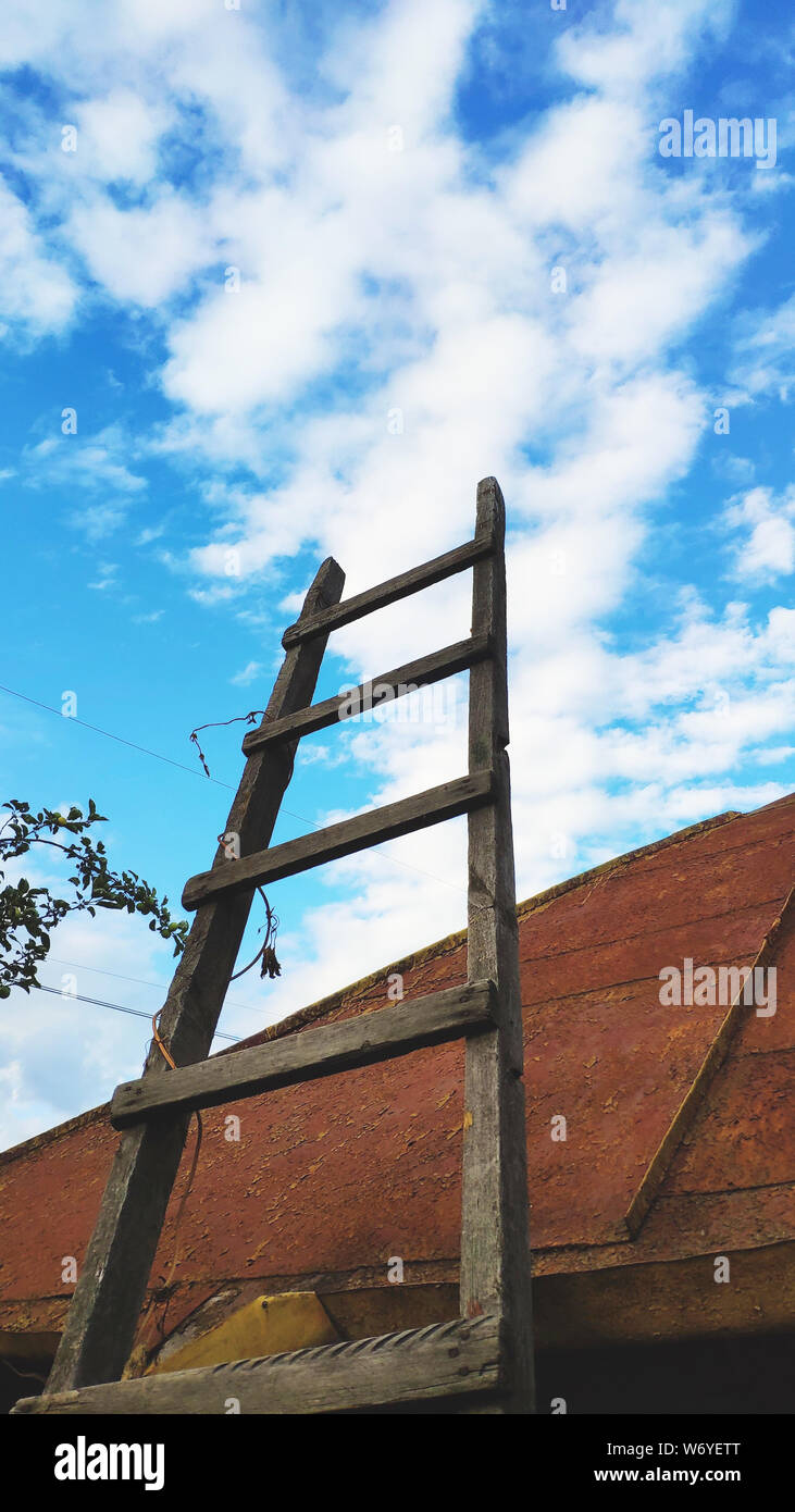 Side view ladder house exterior hi-res stock photography and images - Alamy