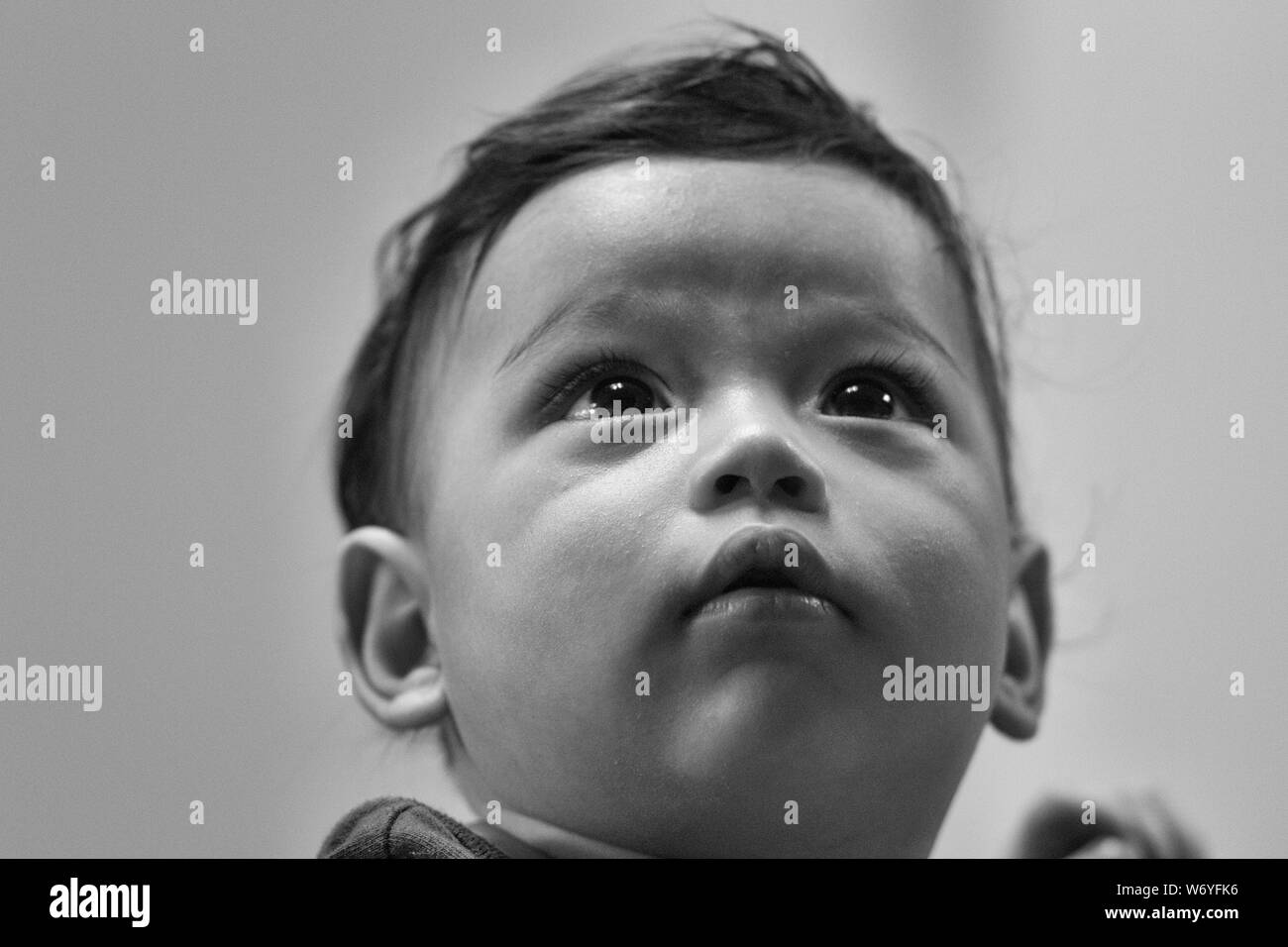 Boy looking upward hi-res stock photography and images - Alamy