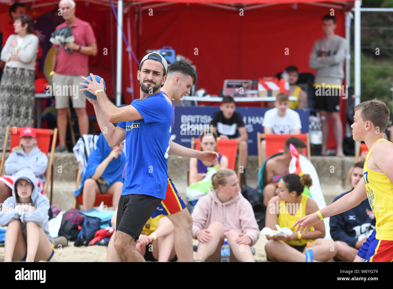 Netball uk teenagers hi-res stock photography and images - Alamy