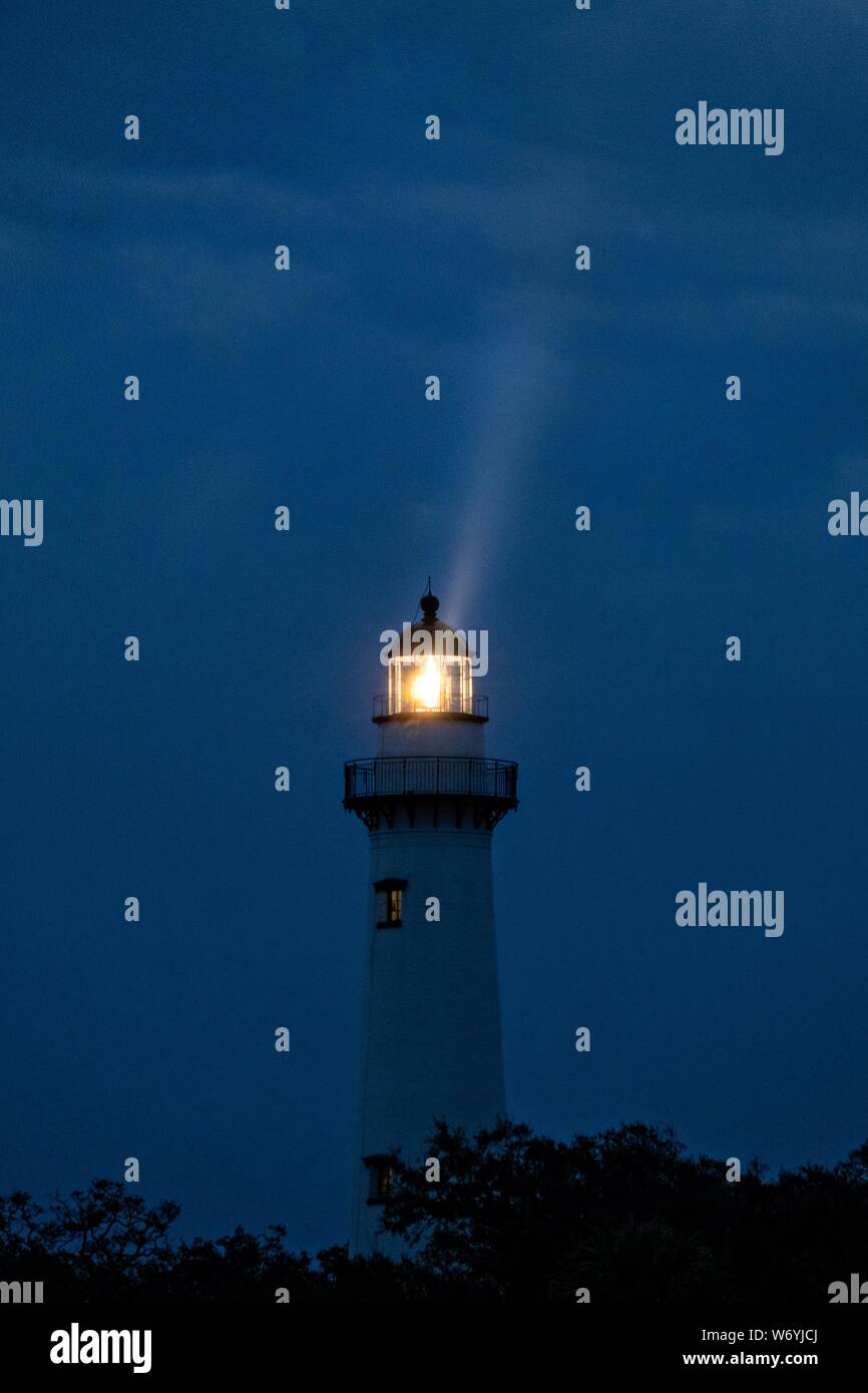 The light from the St. Simons Lighthouse penetrates the dawn at Couper ...