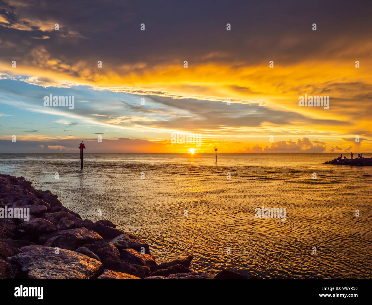 Colorful sky over sea hi-res stock photography and images - Alamy