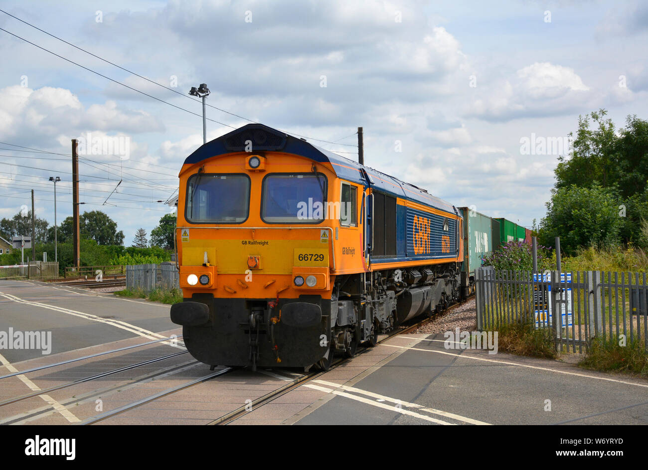 GBRF Class 66729 Diesel Locomotive hauls an intermodal freight train on ...