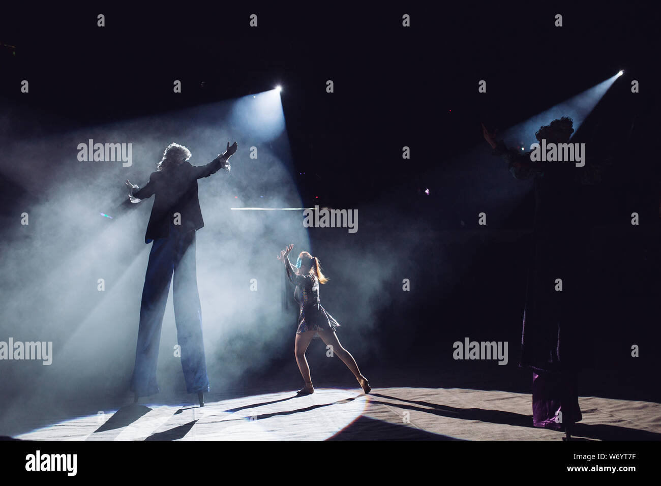 Stilt walker juggler hi-res stock photography and images - Alamy
