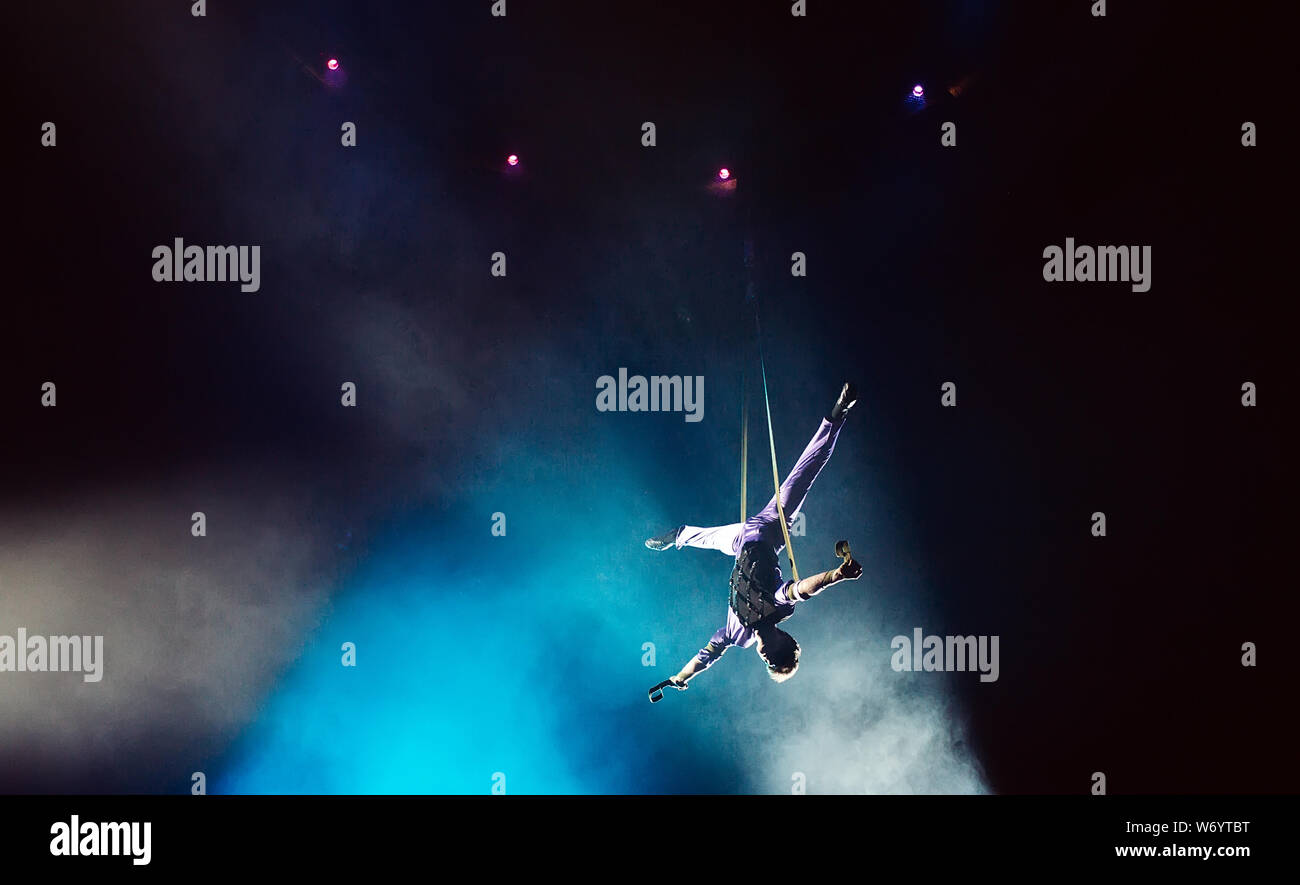 Air acrobat hi-res stock photography and images - Alamy