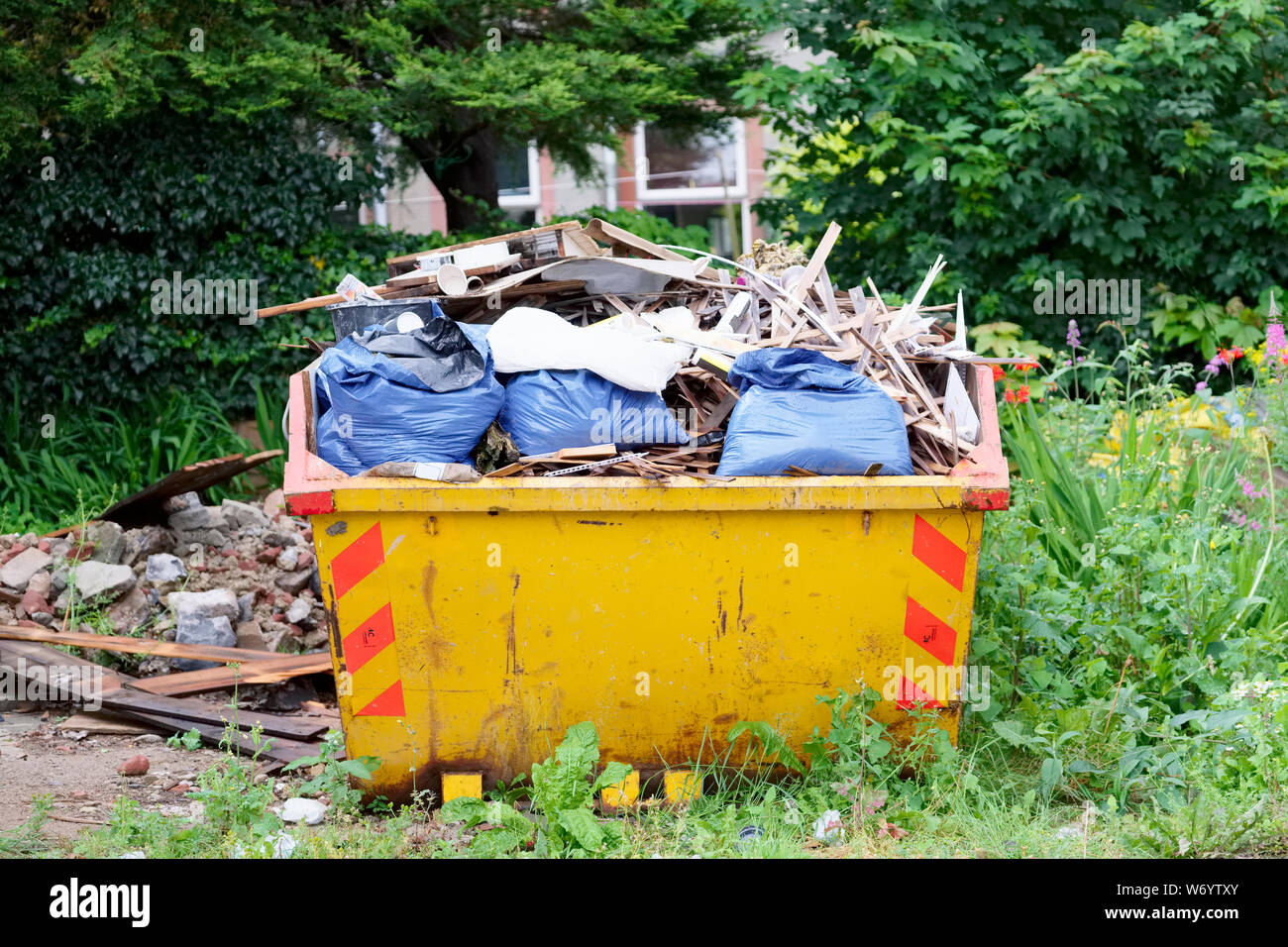 Yellow skip in countryside rural farmland for rubbish and waste Stock ...