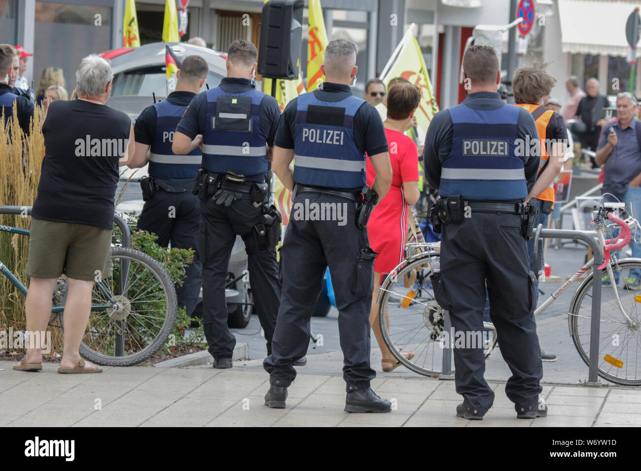 Year movement of yellow vests hi-res stock photography and images - Alamy