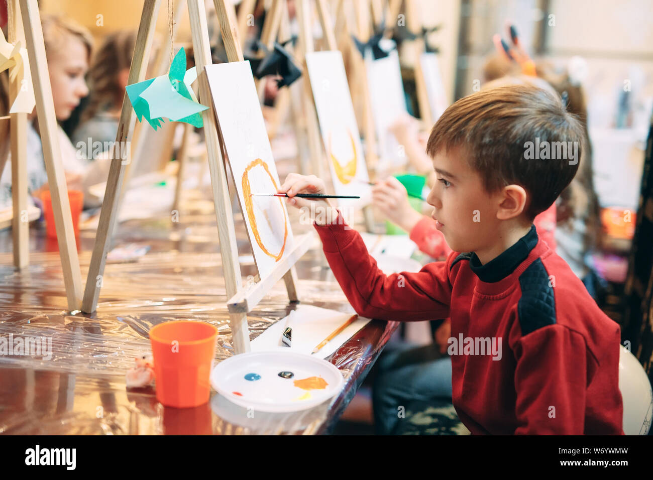 group lesson in drawing. Children learn to draw in the classroom Stock ...