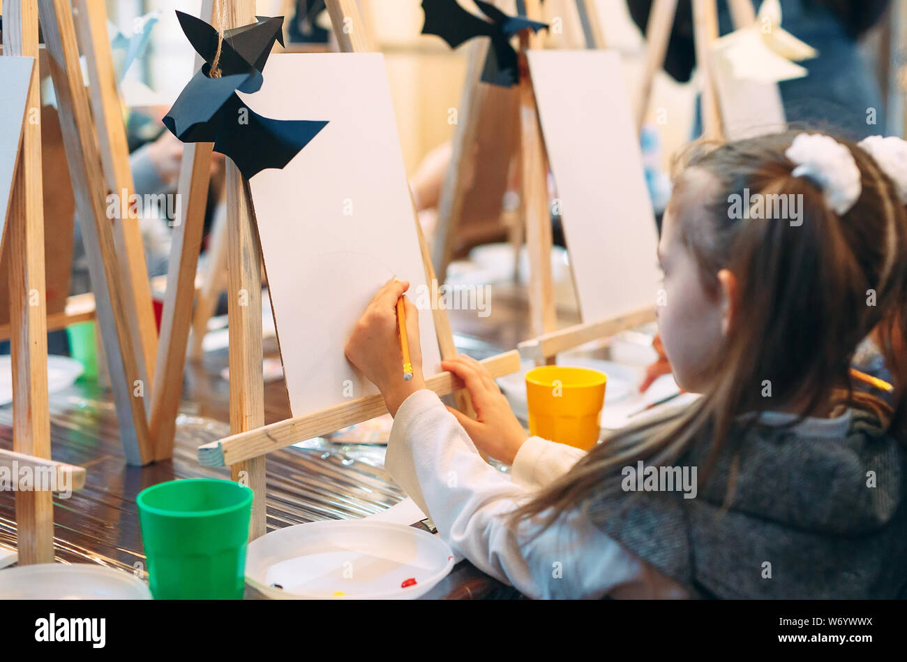 group lesson in drawing. Children learn to draw in the classroom Stock ...