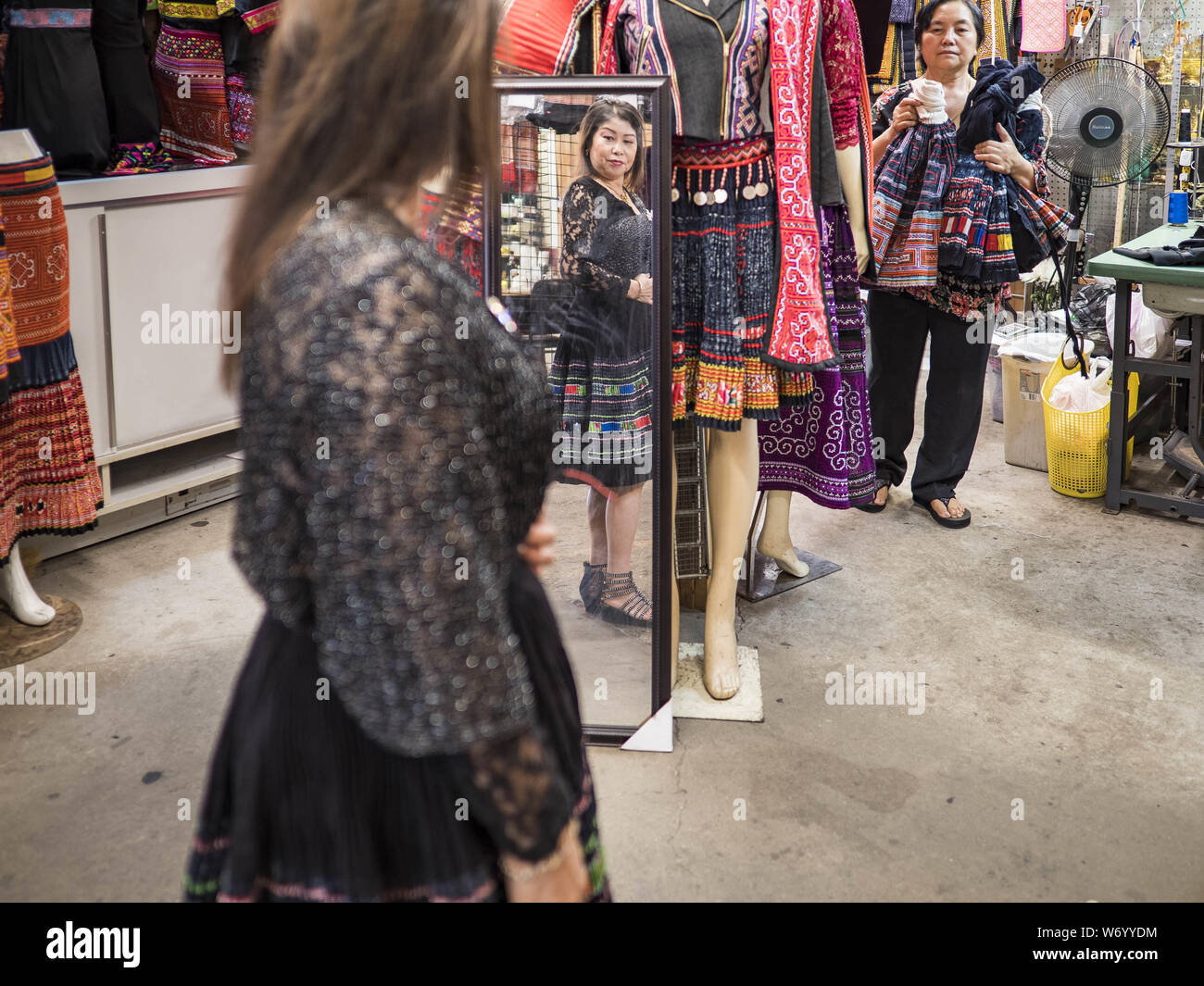 St. Paul, Minnesota, USA. 3rd Aug, 2019. A woman tries on Hmong style ...