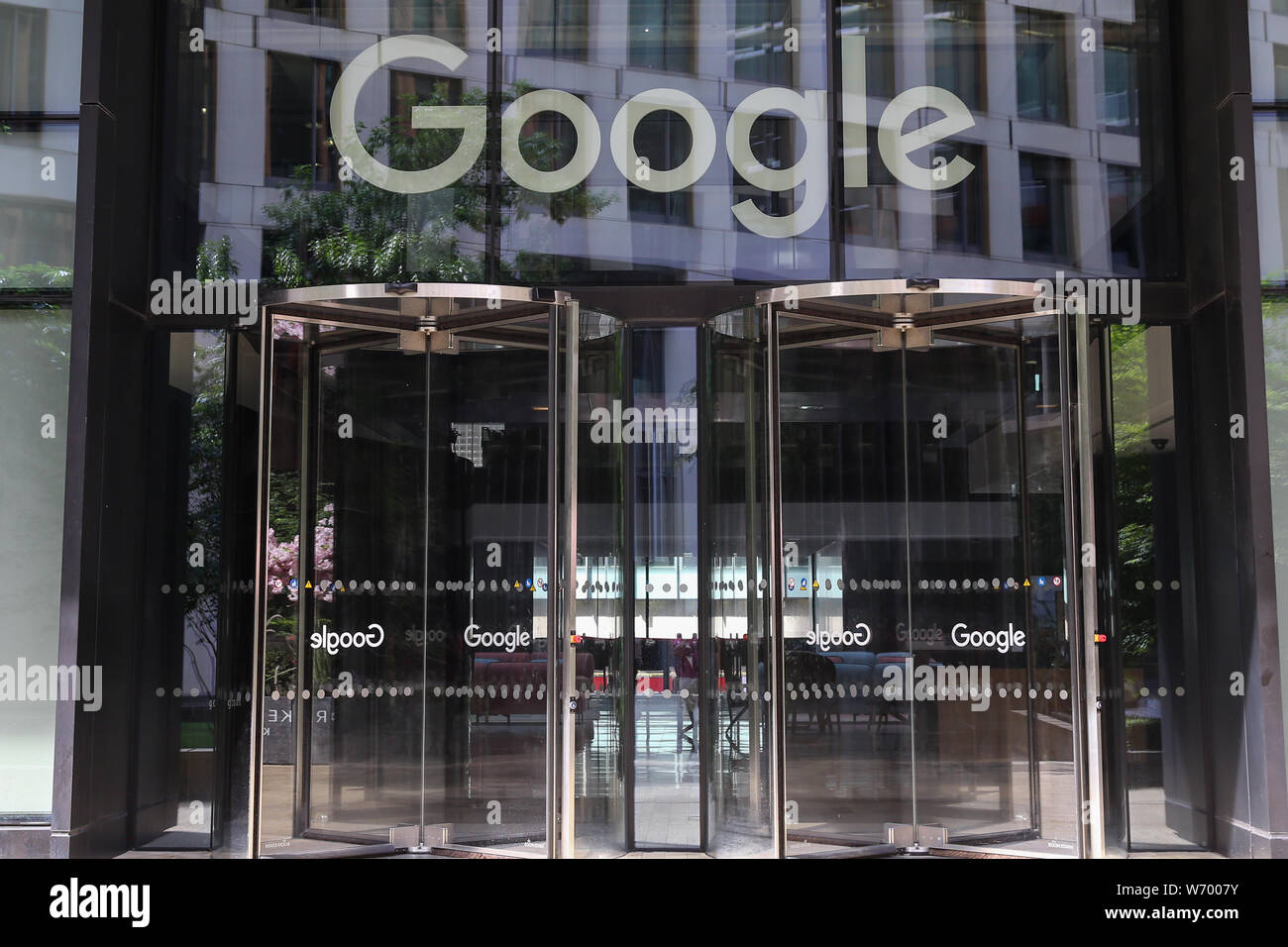 Google uk sign hi-res stock photography and images - Alamy