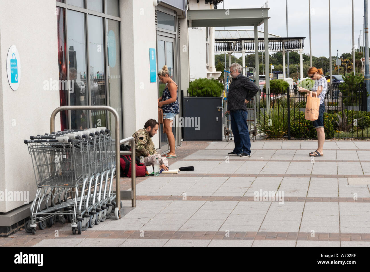 Rich people homeless hi-res stock photography and images - Alamy