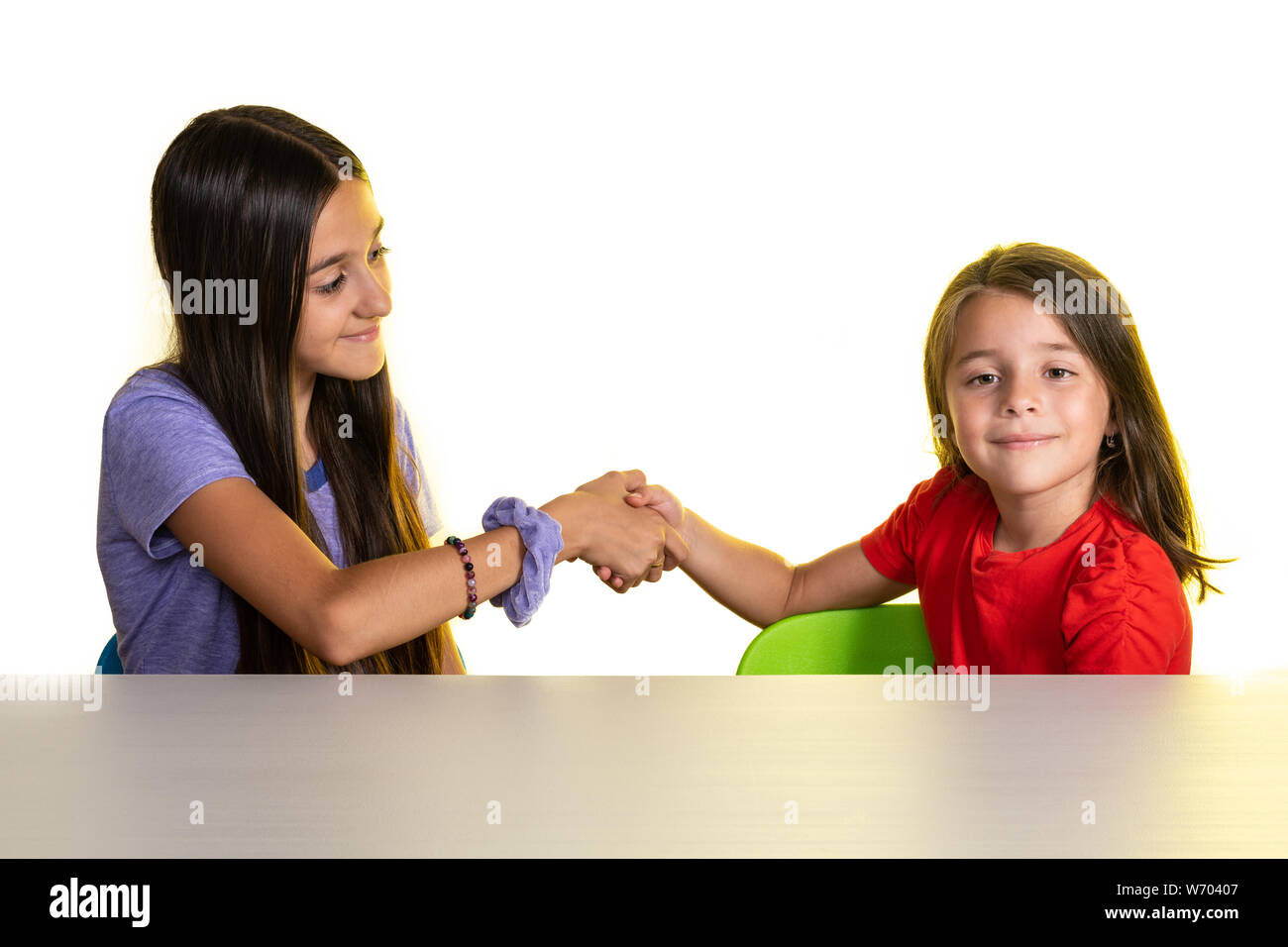 Children shaking hands hi-res stock photography and images - Alamy