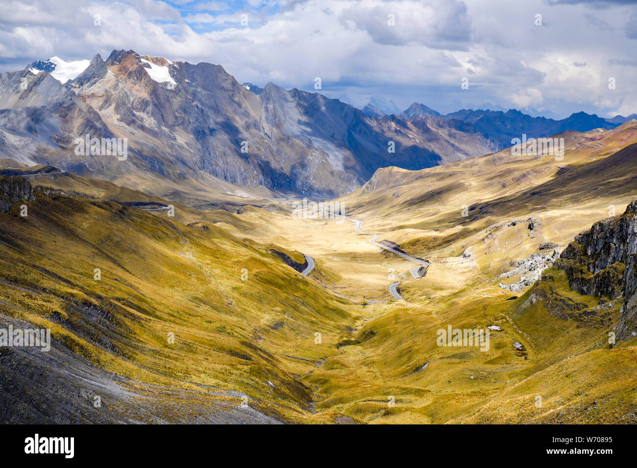 Panorama view of colorful andes mountains range in Peru Stock Photo - Alamy